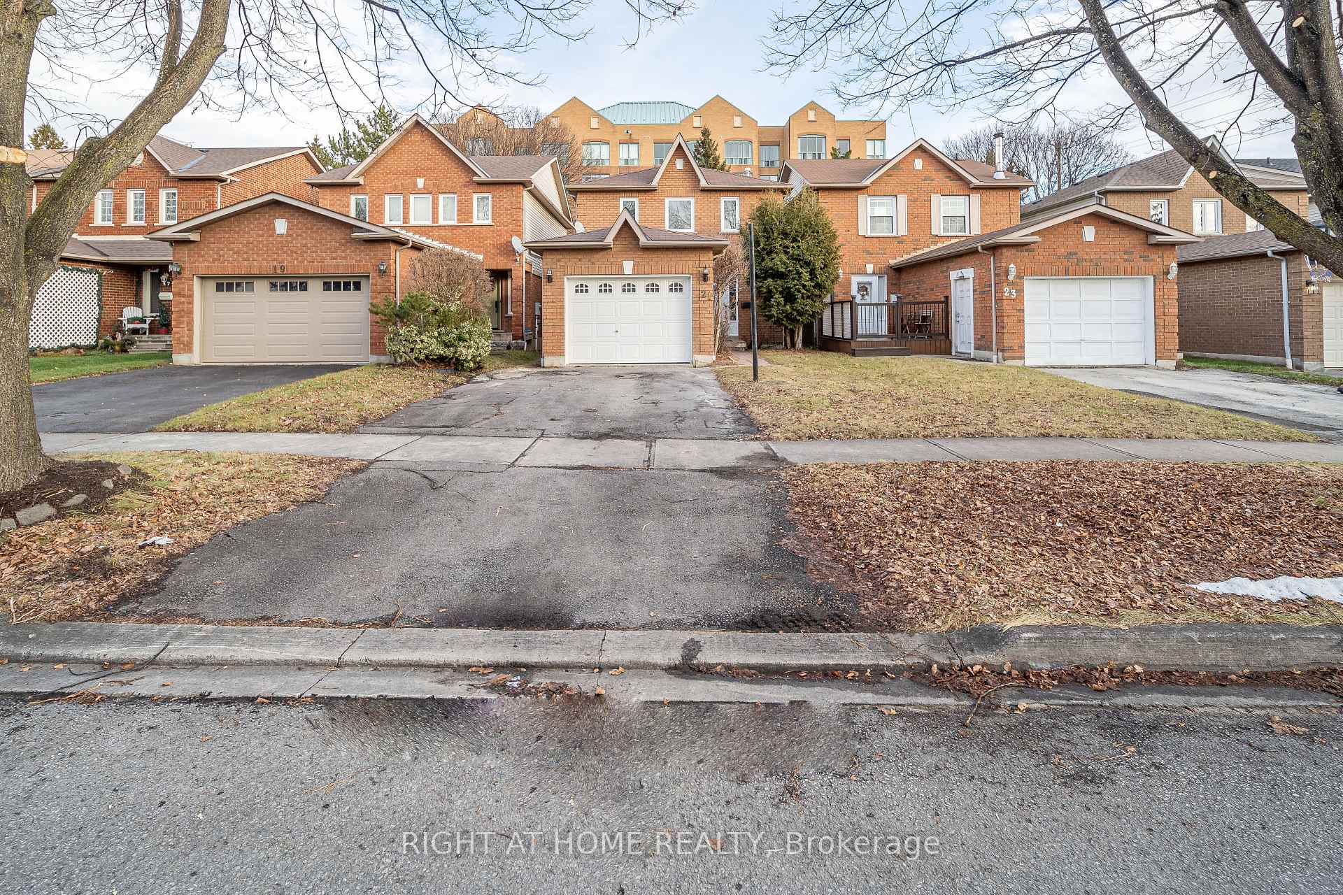 21 Mcbrien Court, Whitby, ON L1R 2C8