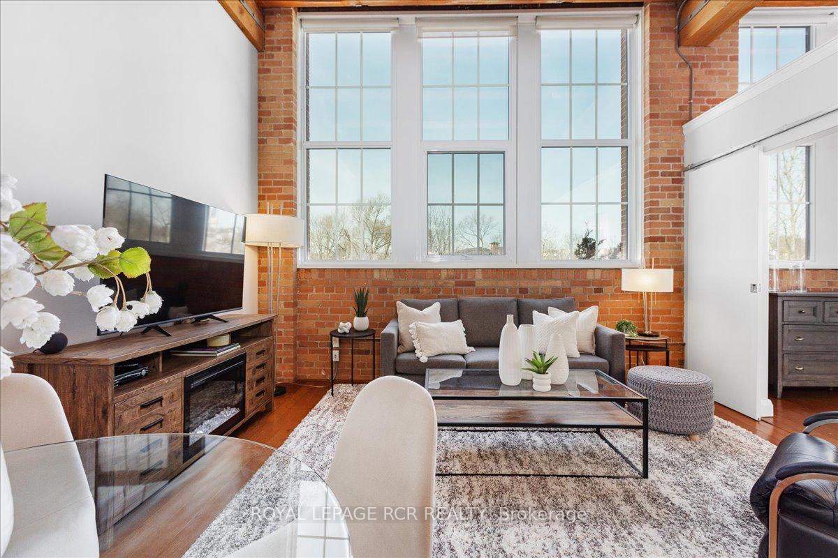 210 - 543 Timothy Street, Newmarket, ON L3Y 1R1