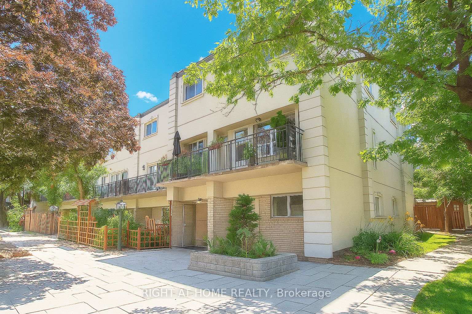 210 - 5877 Bathurst Street, Toronto, ON M2R 1Y7