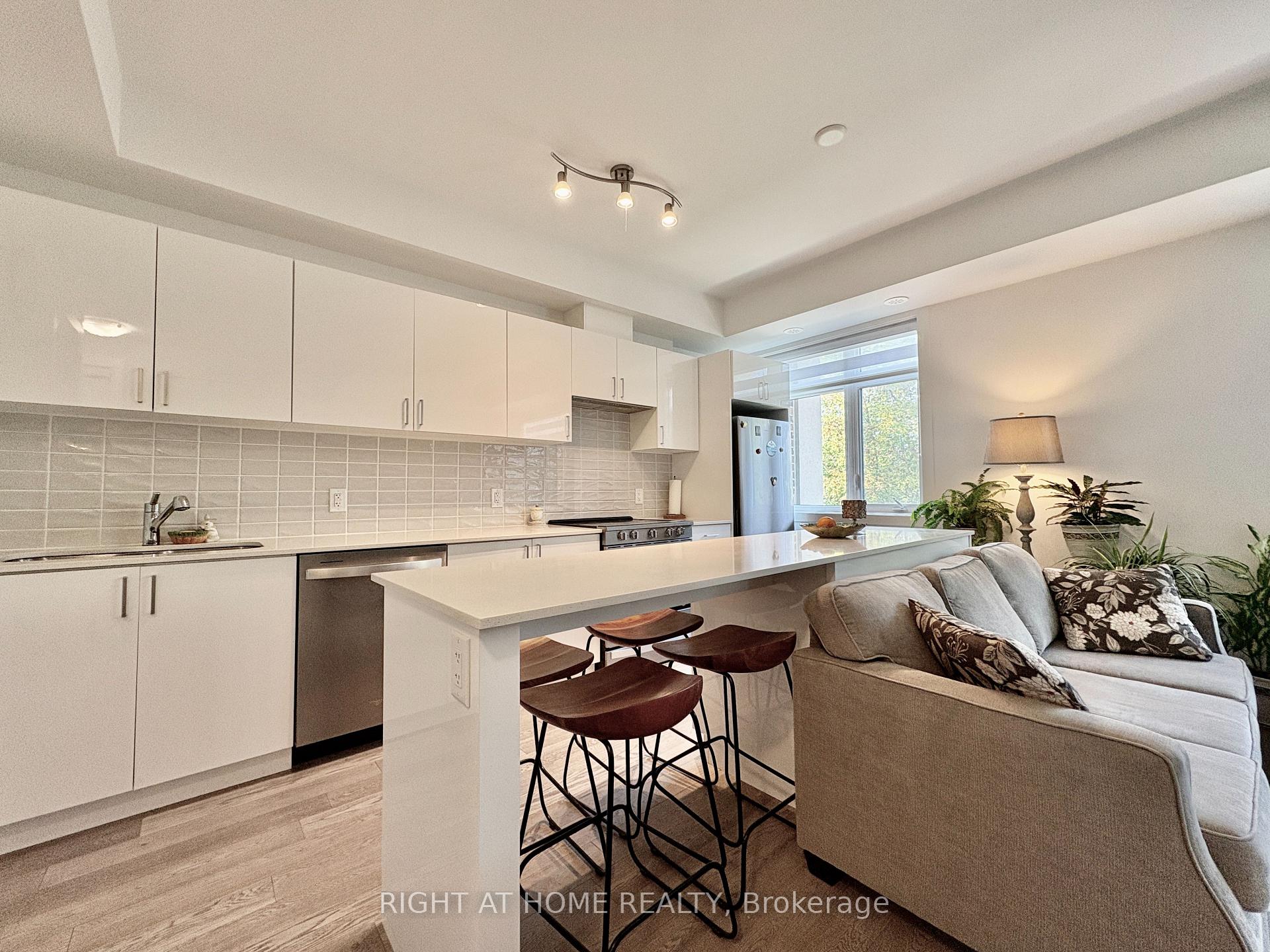 211 - 1085 Douglas McCurdy Common, Mississauga, ON L5G 0C6