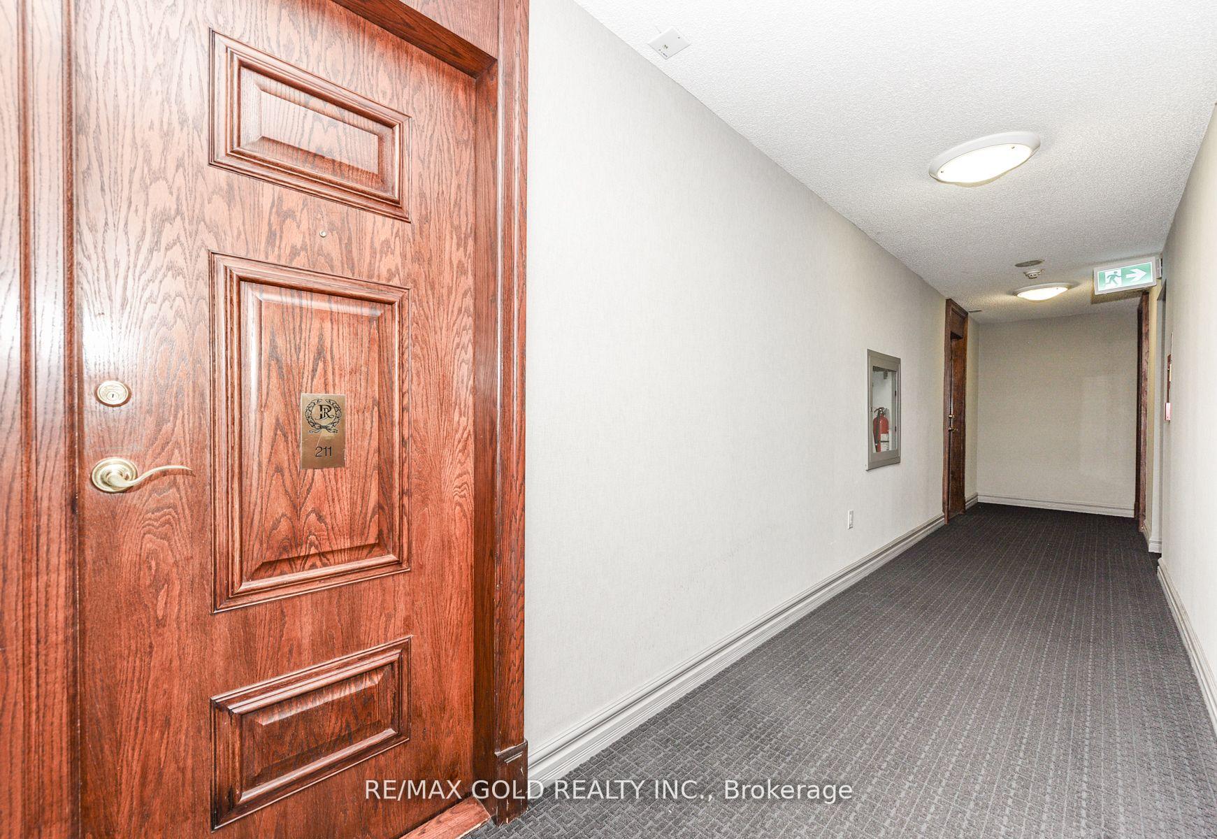 211 - 17 Michael Power Place, Toronto, ON M9A 5G5