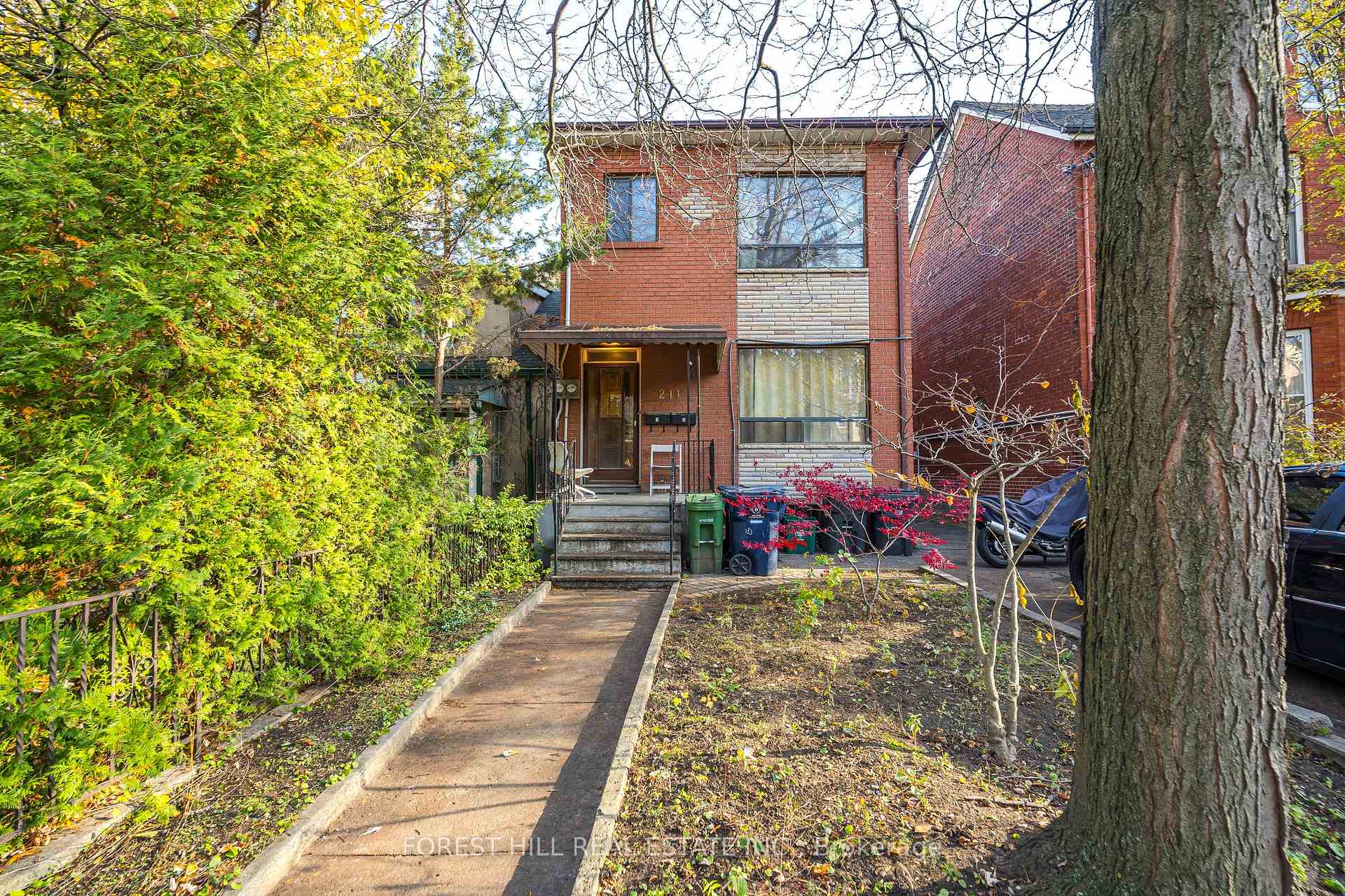 Upper - 211 Brunswick Avenue, Toronto, ON M5S 2M4