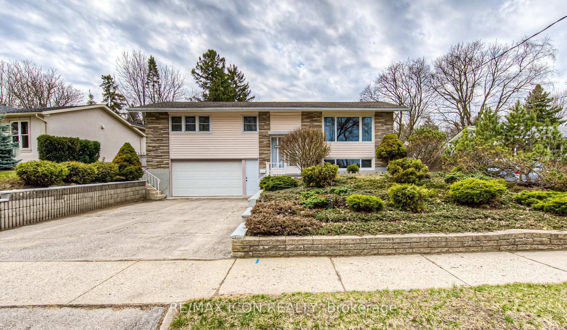 211 Lakeside Drive, Kitchener, ON N2M 4C7