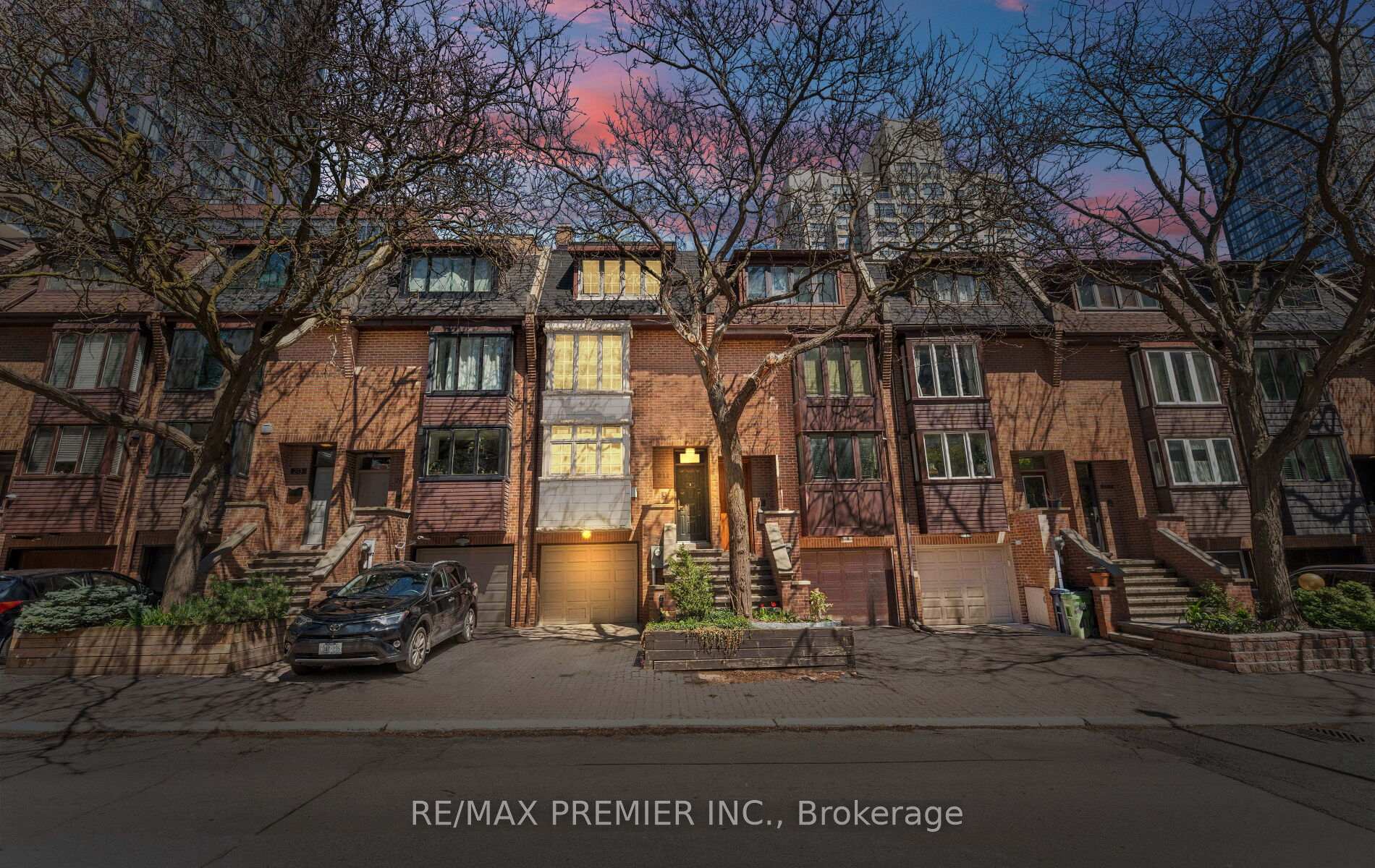 211 Mutual Street, Toronto, ON M5B 2B4