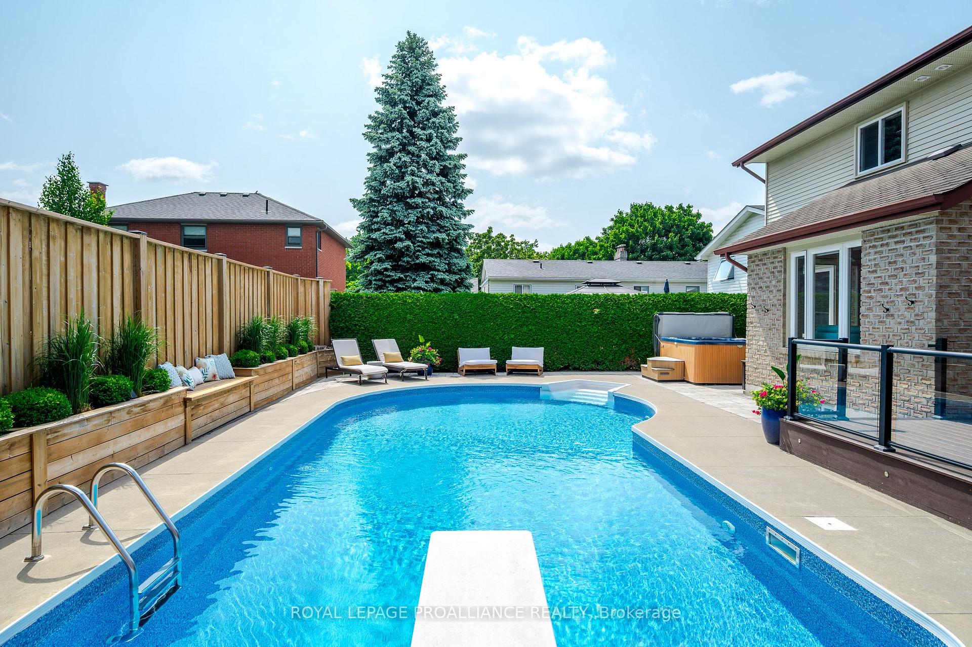 2112 Lorraine Drive, Peterborough North, ON K9L 1X4