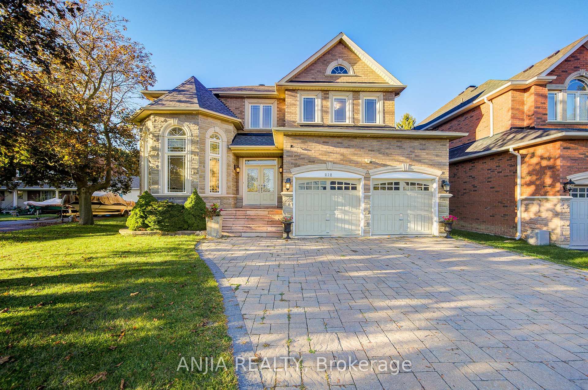 212 19th Avenue, Richmond Hill, ON L4E 3P6
