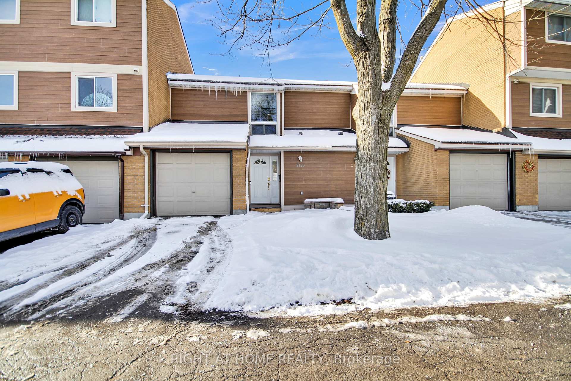2126 Canberra Place, Cyrville - Carson Grove - Pineview, ON K1B 4R4