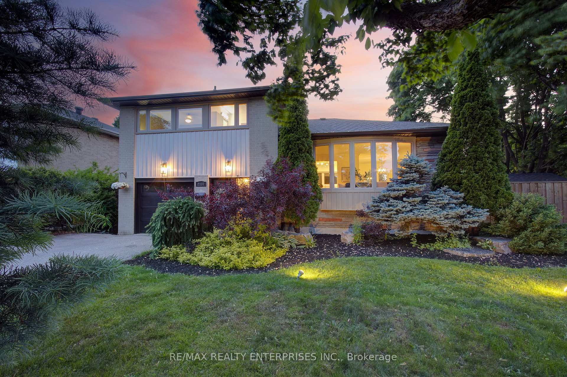 2137 Truscott Drive, Mississauga, ON L5J 2A7