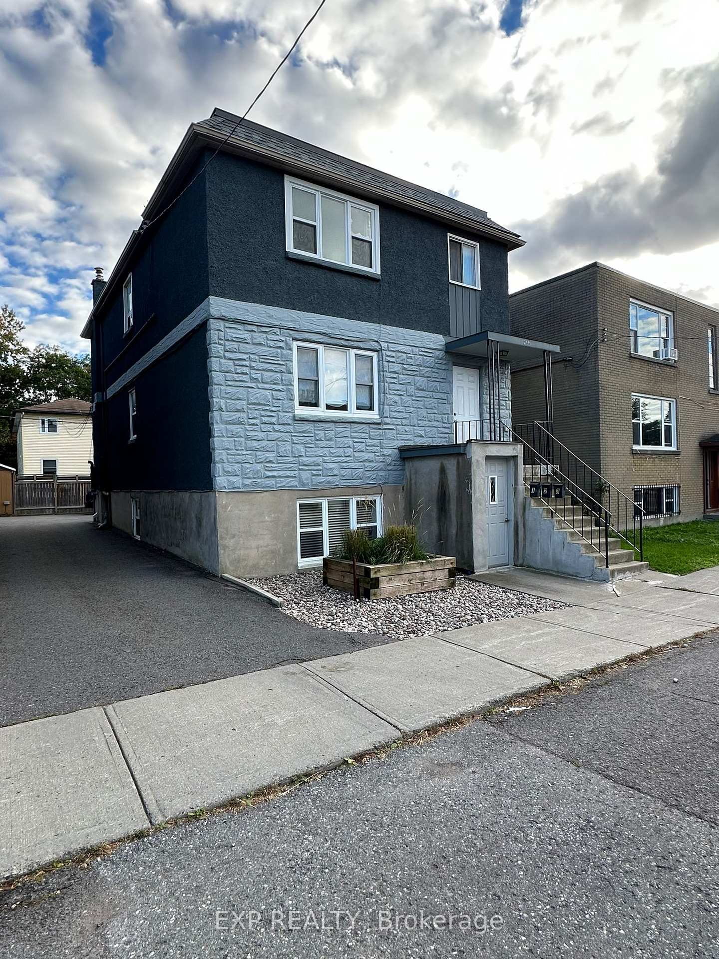 214 CARILLON Street, Vanier and Kingsview Park, ON K1L 5X8