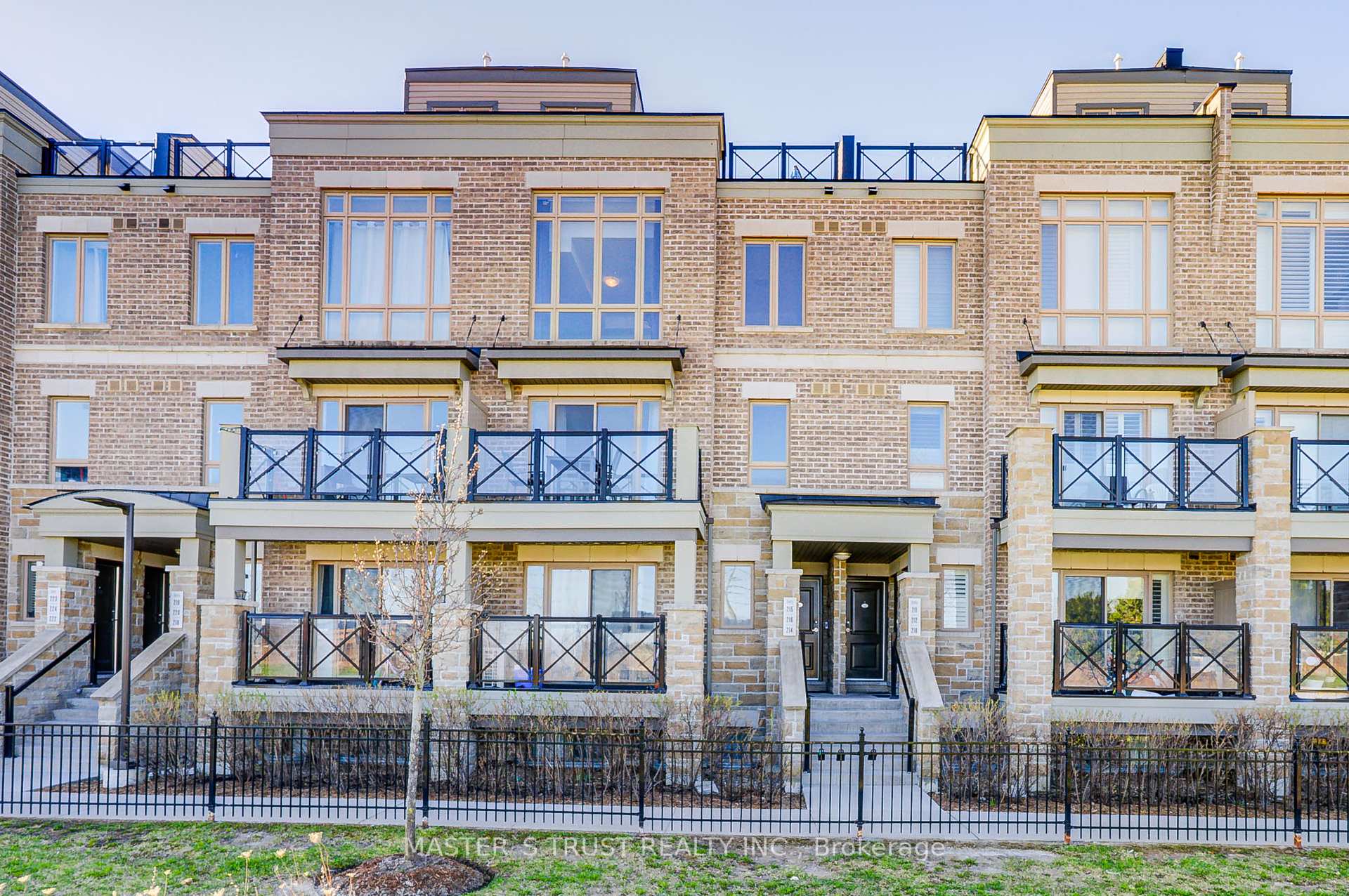 215 - 10 Dunsheath Way, Markham, ON L6B 1N3