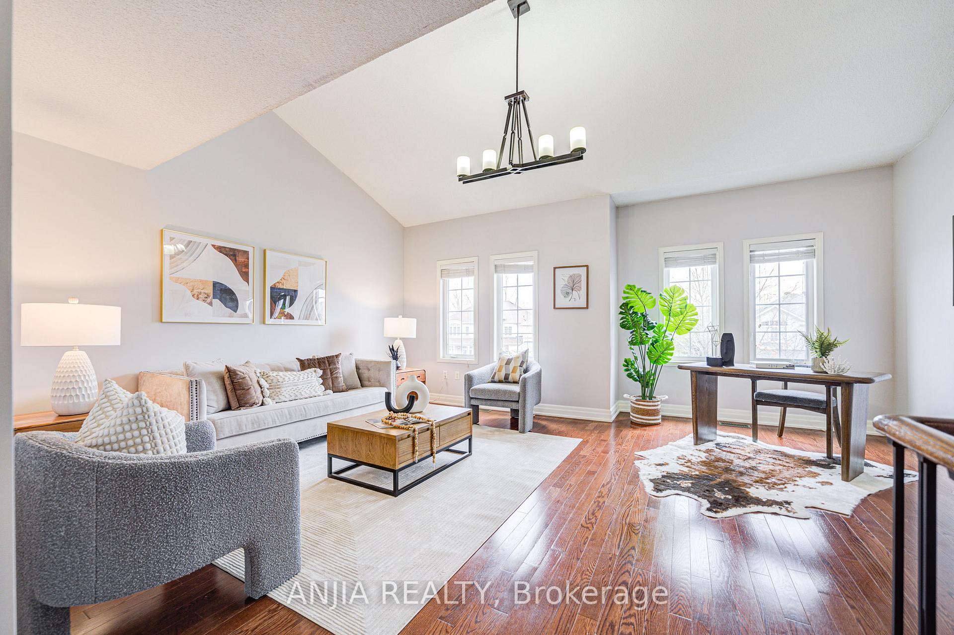 216 Zokol Drive, Aurora, ON L4G 0B8