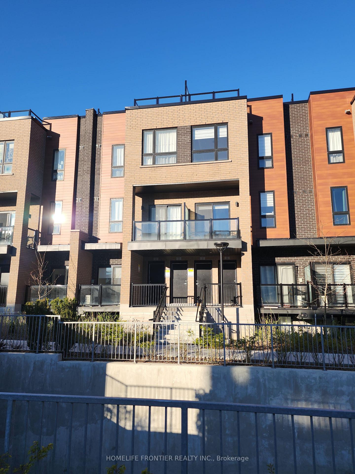 22 - 15 Lytham Green Circle, Newmarket, ON L3Y 0H3