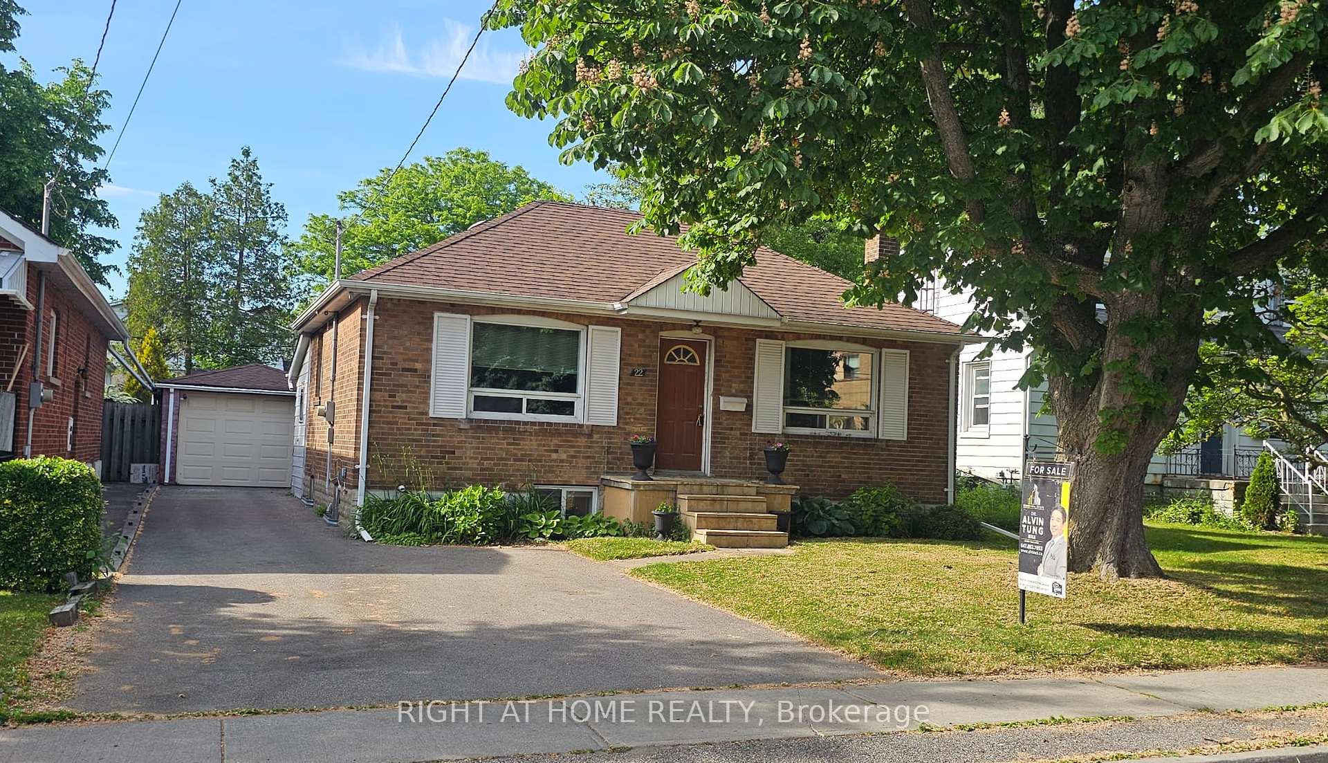 22 Birchlea Avenue, Toronto, ON M8W 1E9