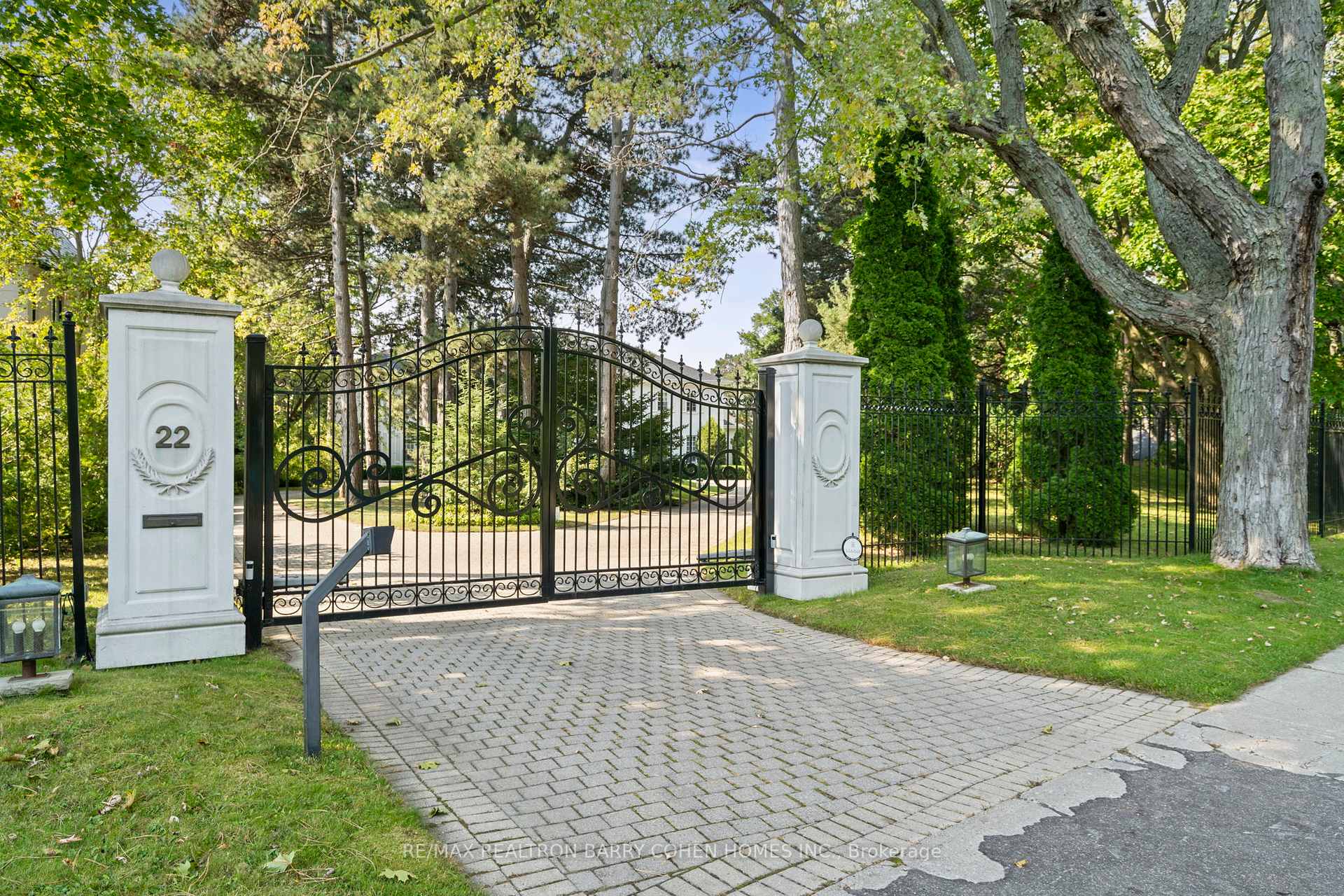 22 Park Lane Circle, Toronto, ON M3B 1Z7