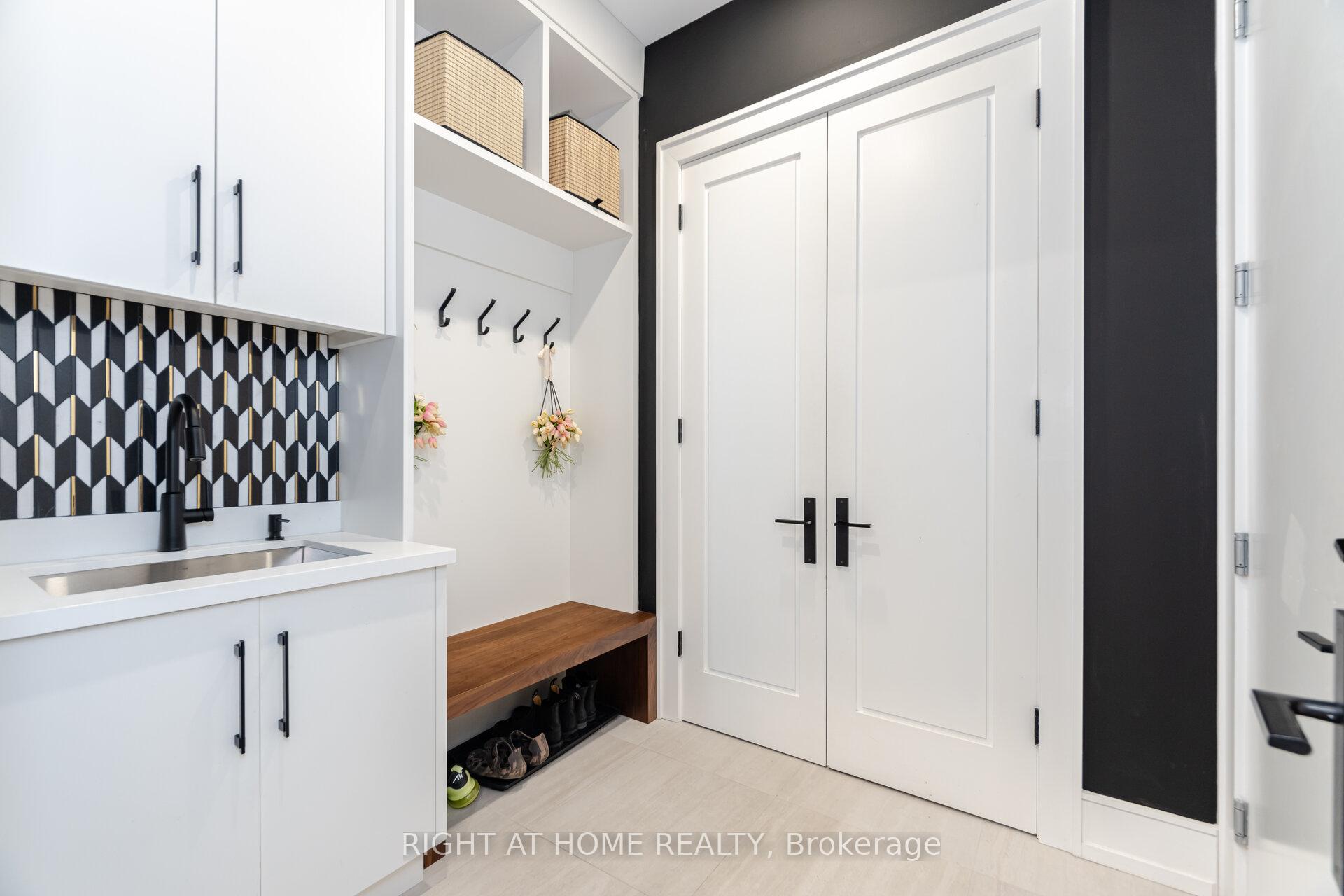 2201 Fifth Line W, Mississauga, ON L5K 1V6