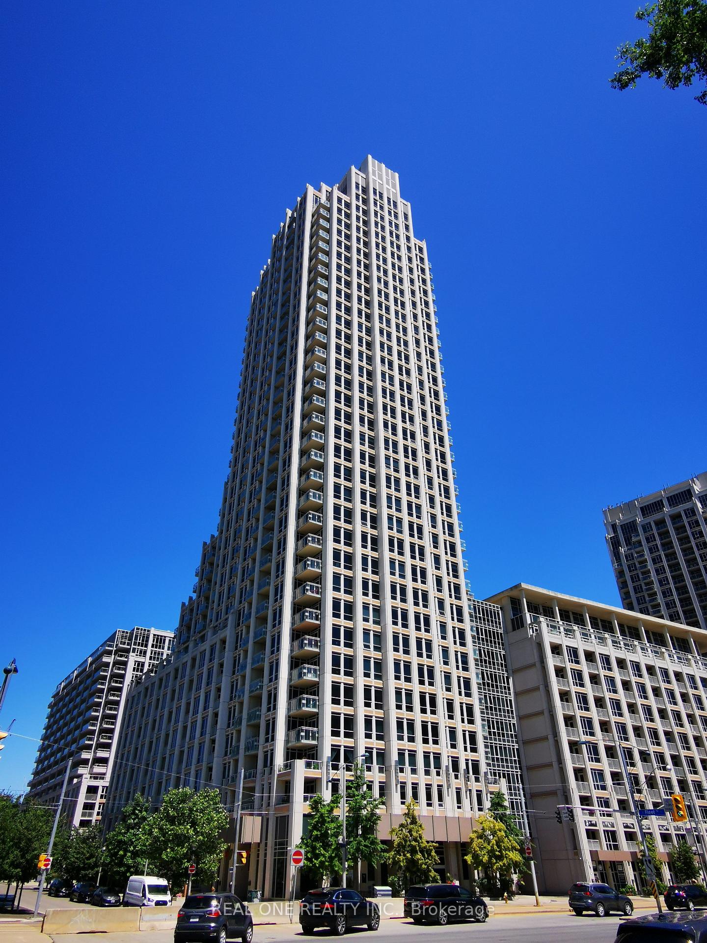 2202 - 628 Fleet Street, Toronto, ON M5V 1A8