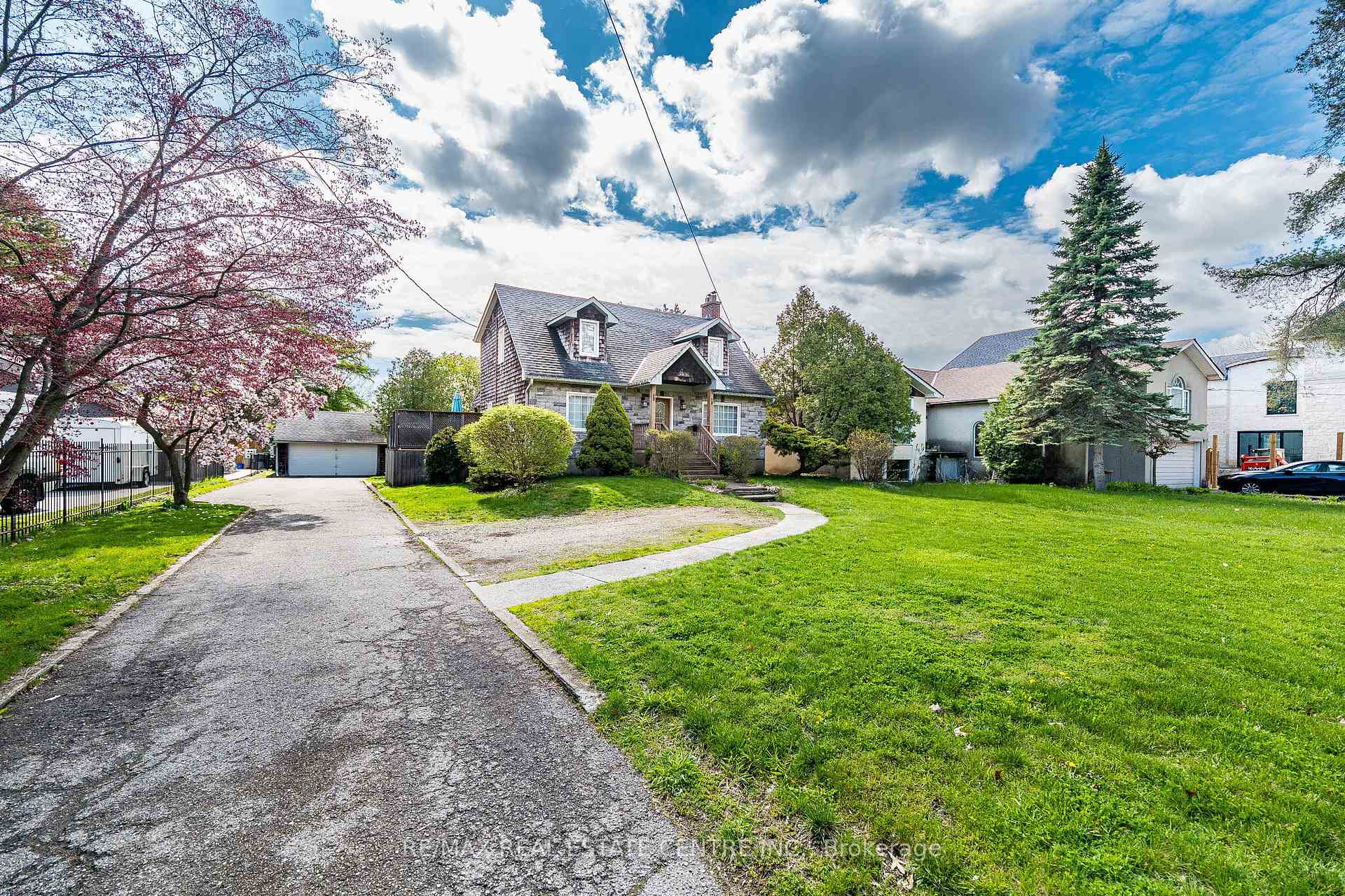 2212 Mississauga Road, Mississauga, ON L5H 2K9