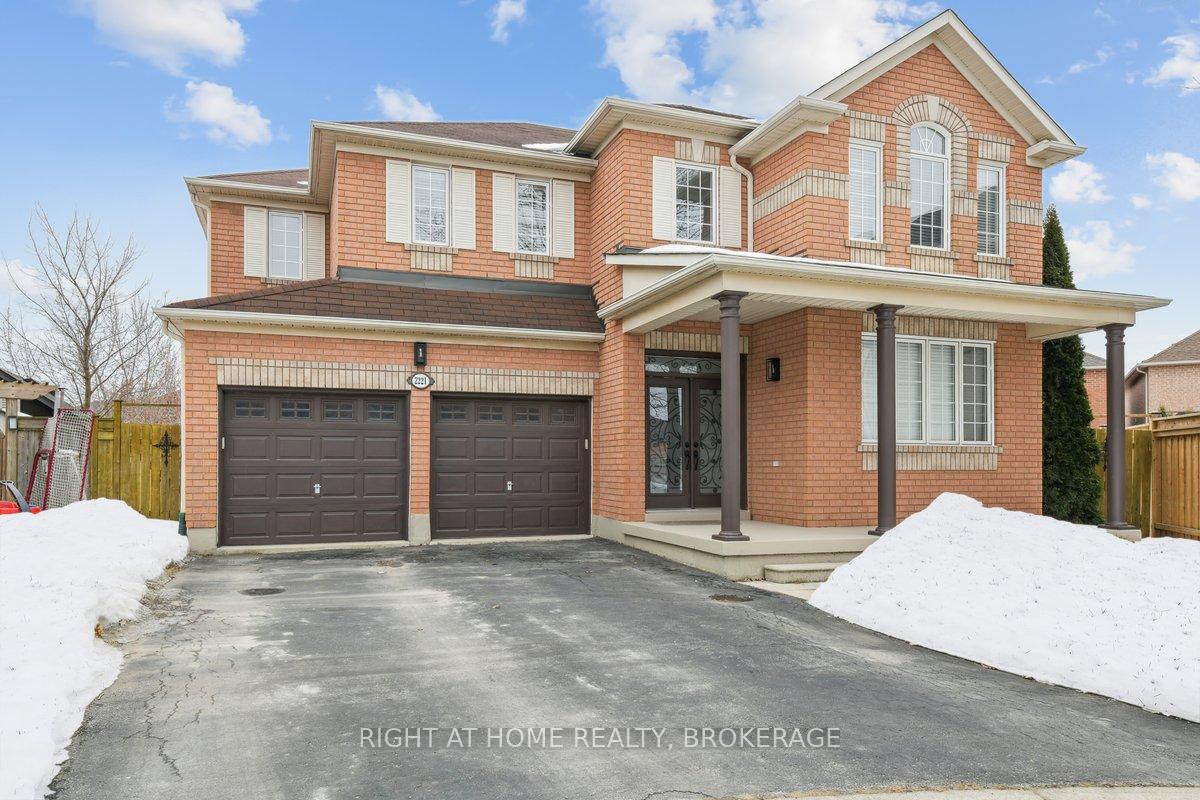 2221 Glazebrook Circle, Oakville, ON L6M 5B5