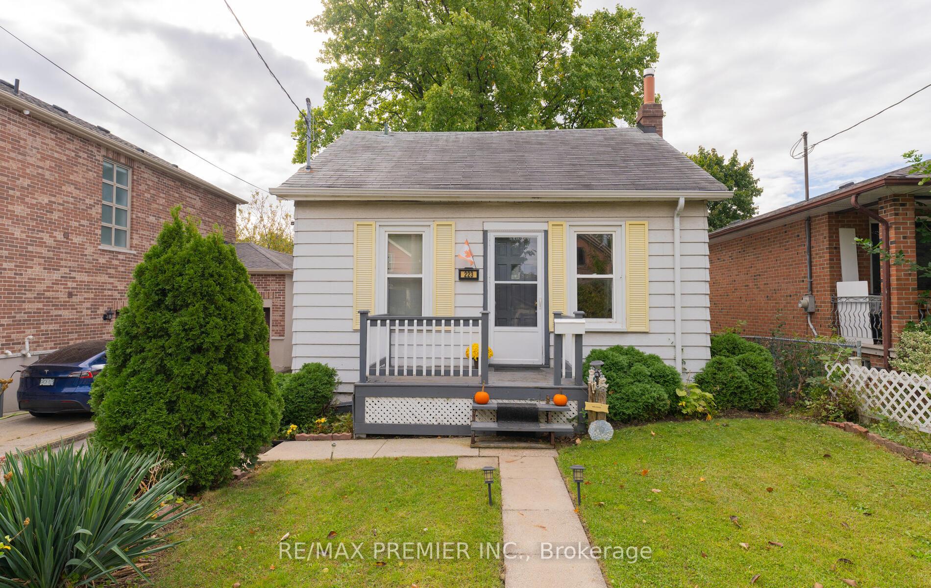 223 John Street, Toronto, ON M9N 1K1