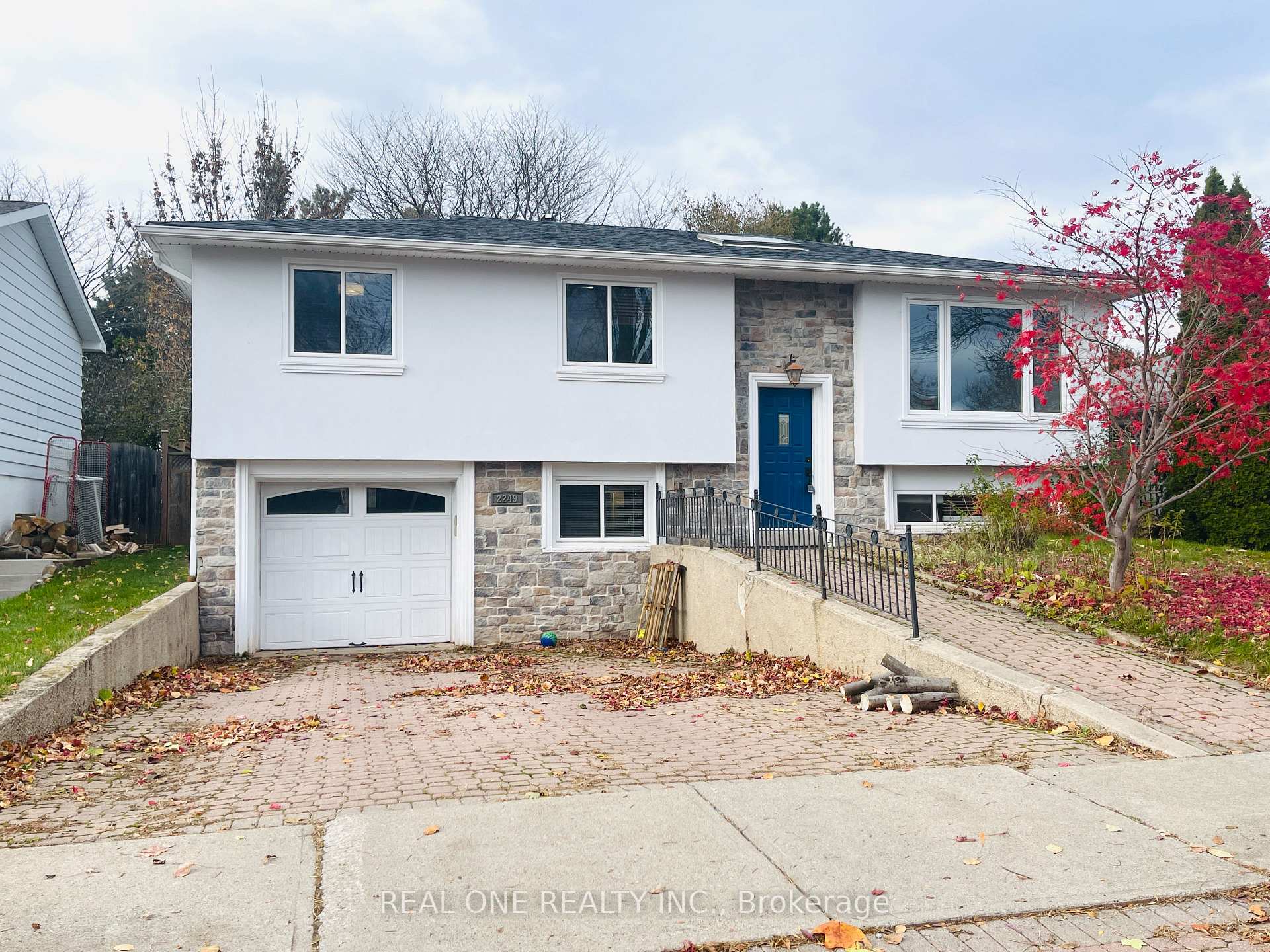 2249 Wyandotte Drive, Oakville, ON L6L 2T4
