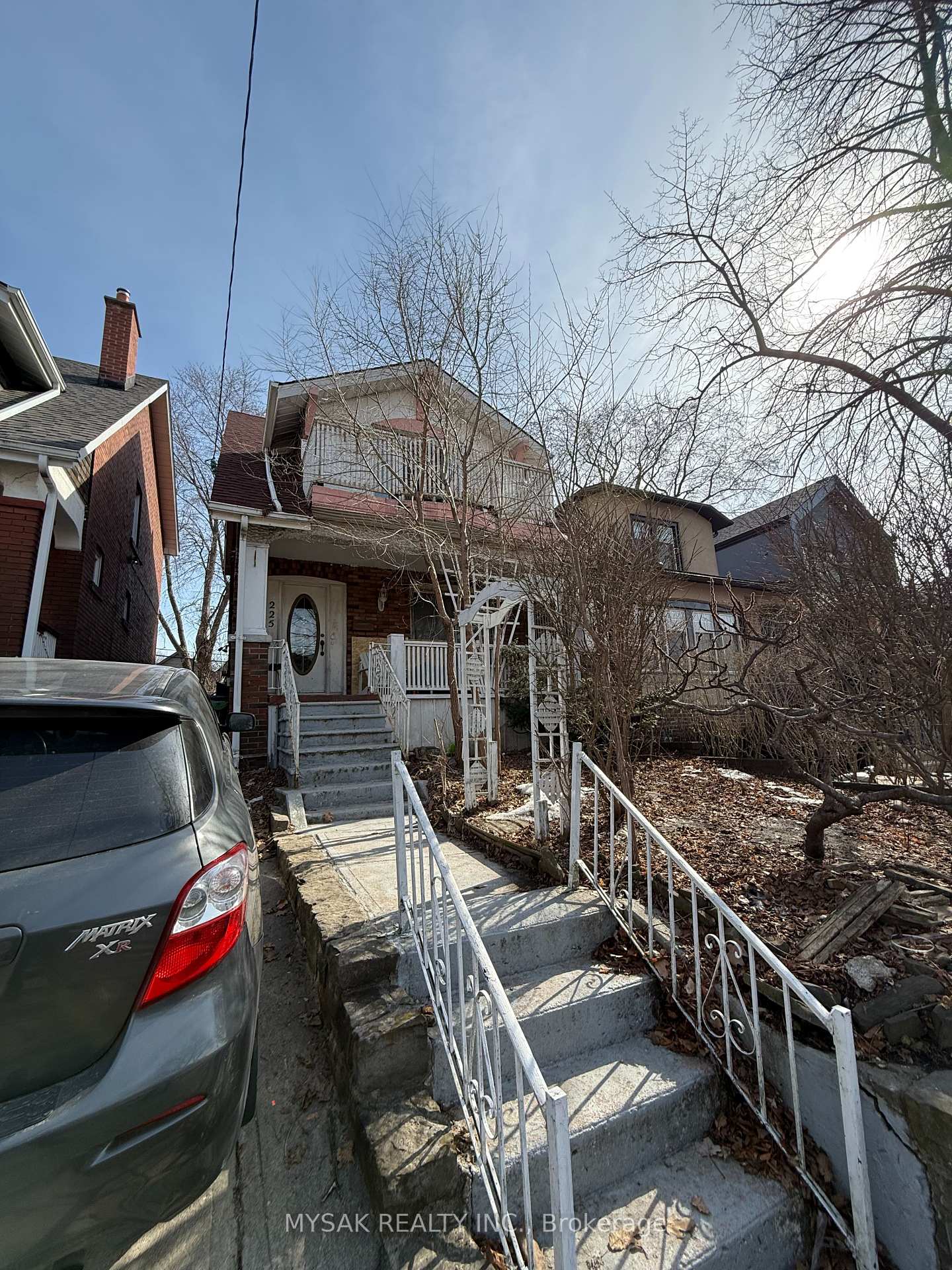 225 Gainsborough Road, Toronto, ON M4L 3C7