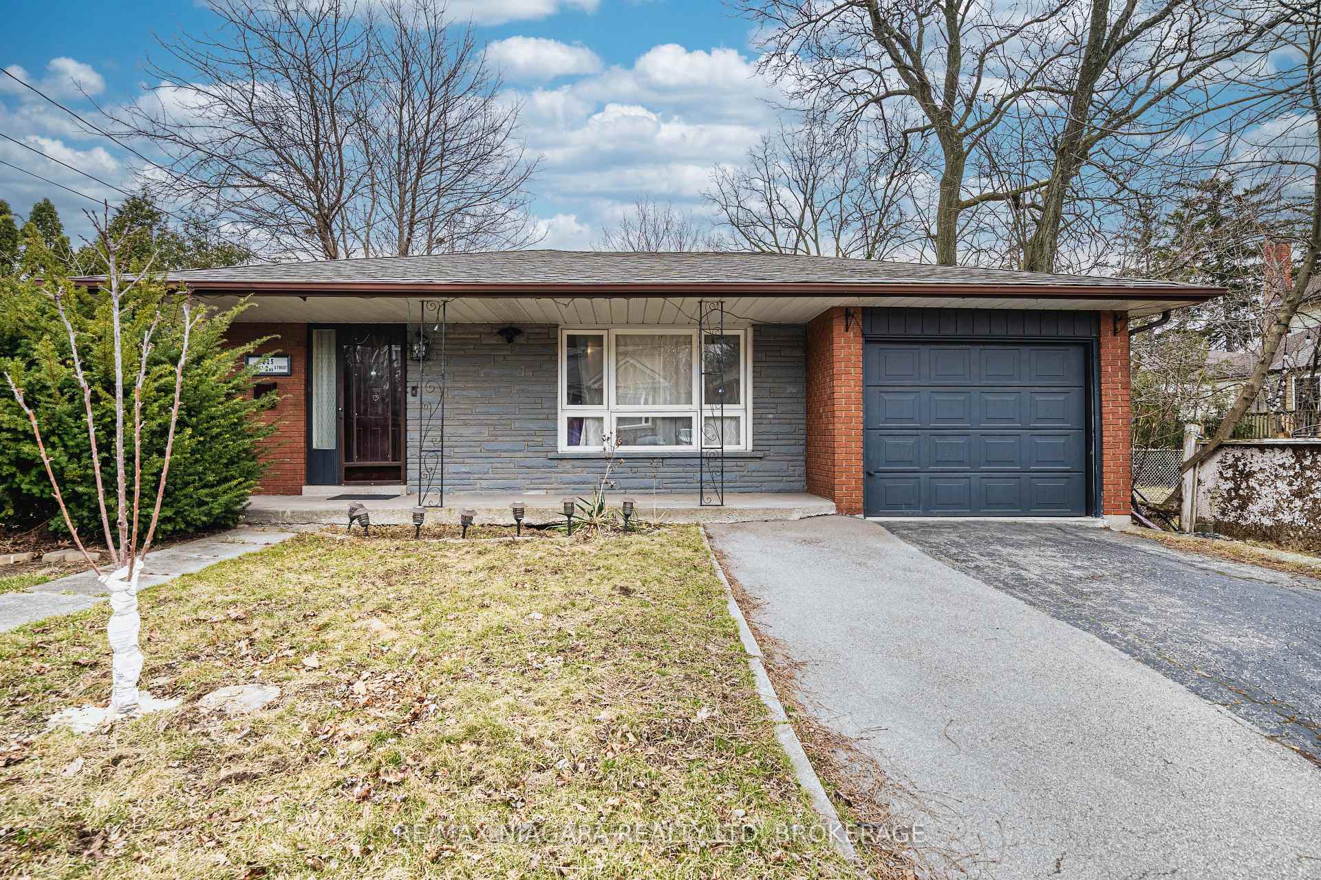 225 West 2nd Street, Hamilton, ON L9C 3G3