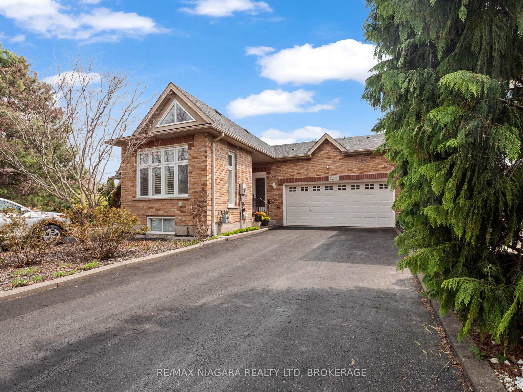 2270 Stonehaven Avenue E, Niagara Falls, ON L2J 4K1