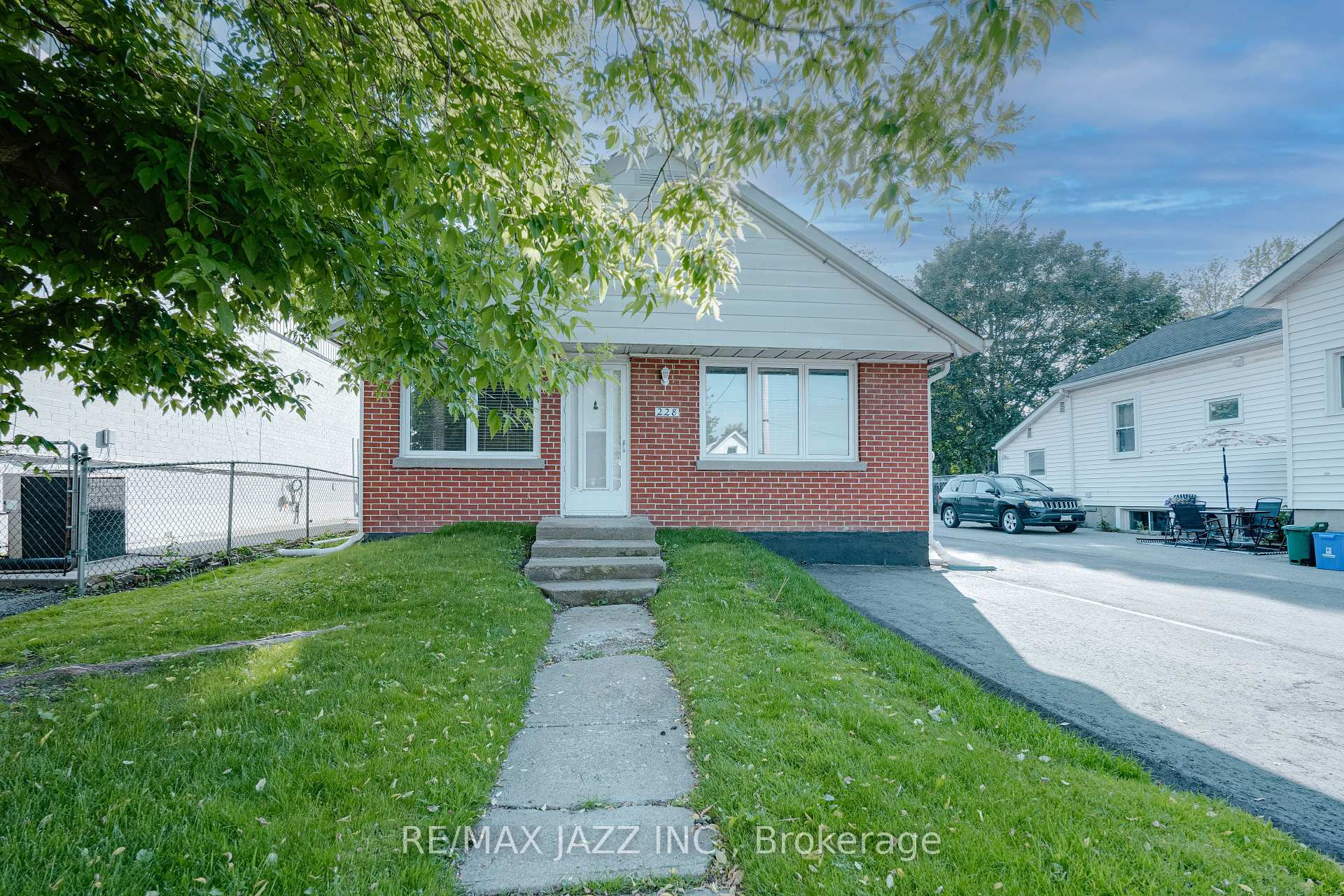 228 Gibbons Street, Oshawa, ON L1J 4Y6