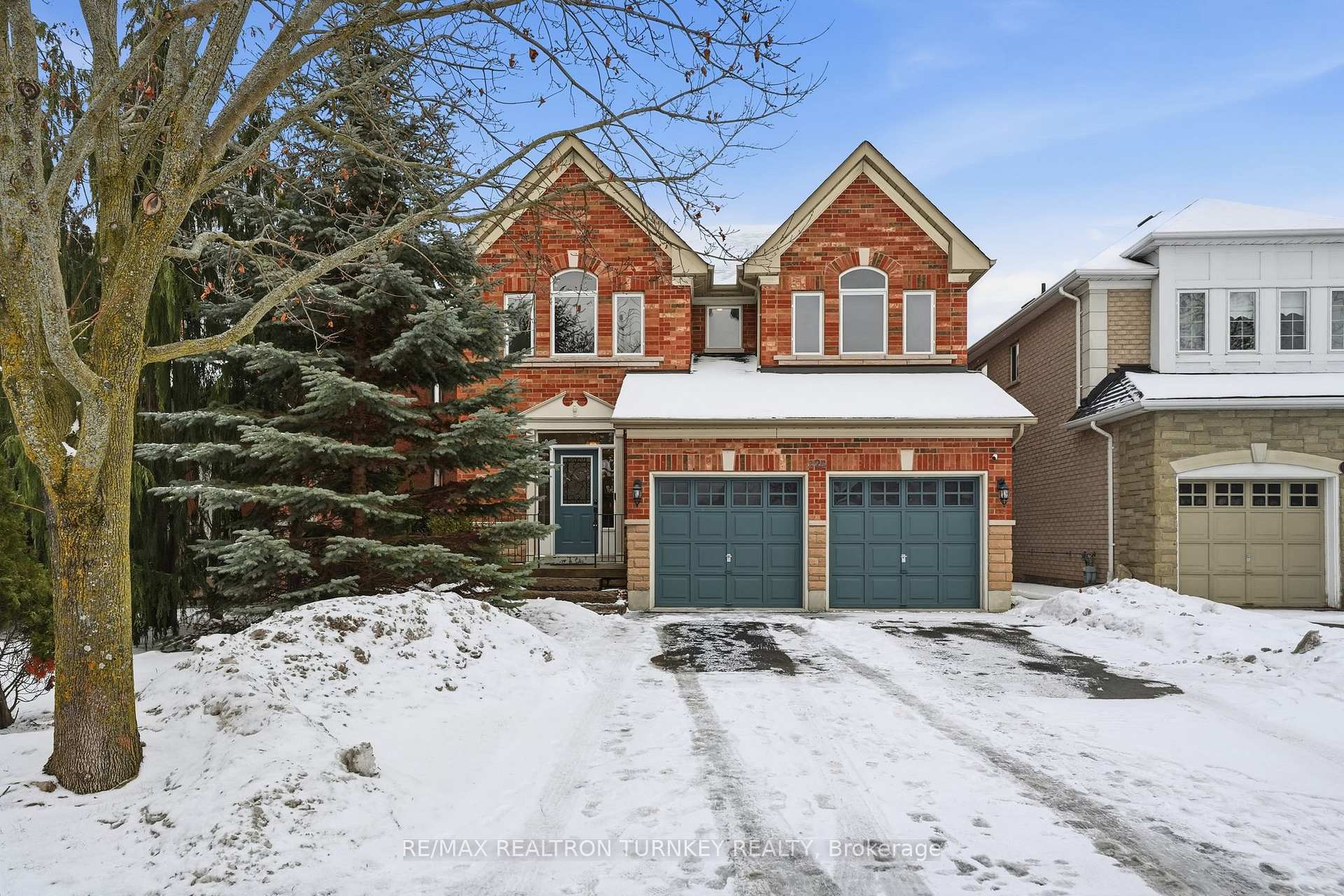 228 Sawmill Valley Drive, Newmarket, ON L3X 2W1