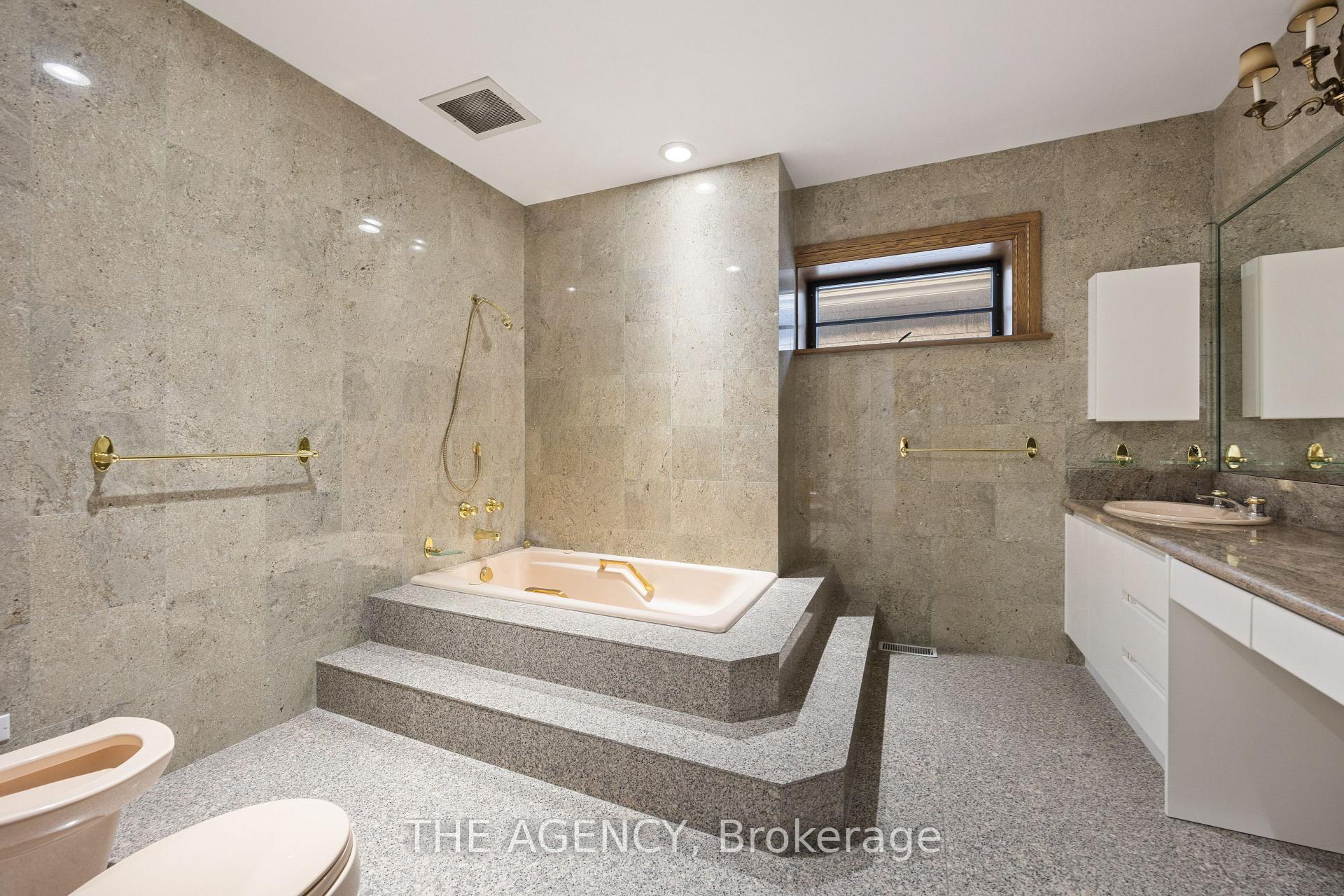 23 Bayview Ridge, Toronto, ON M2L 1E3