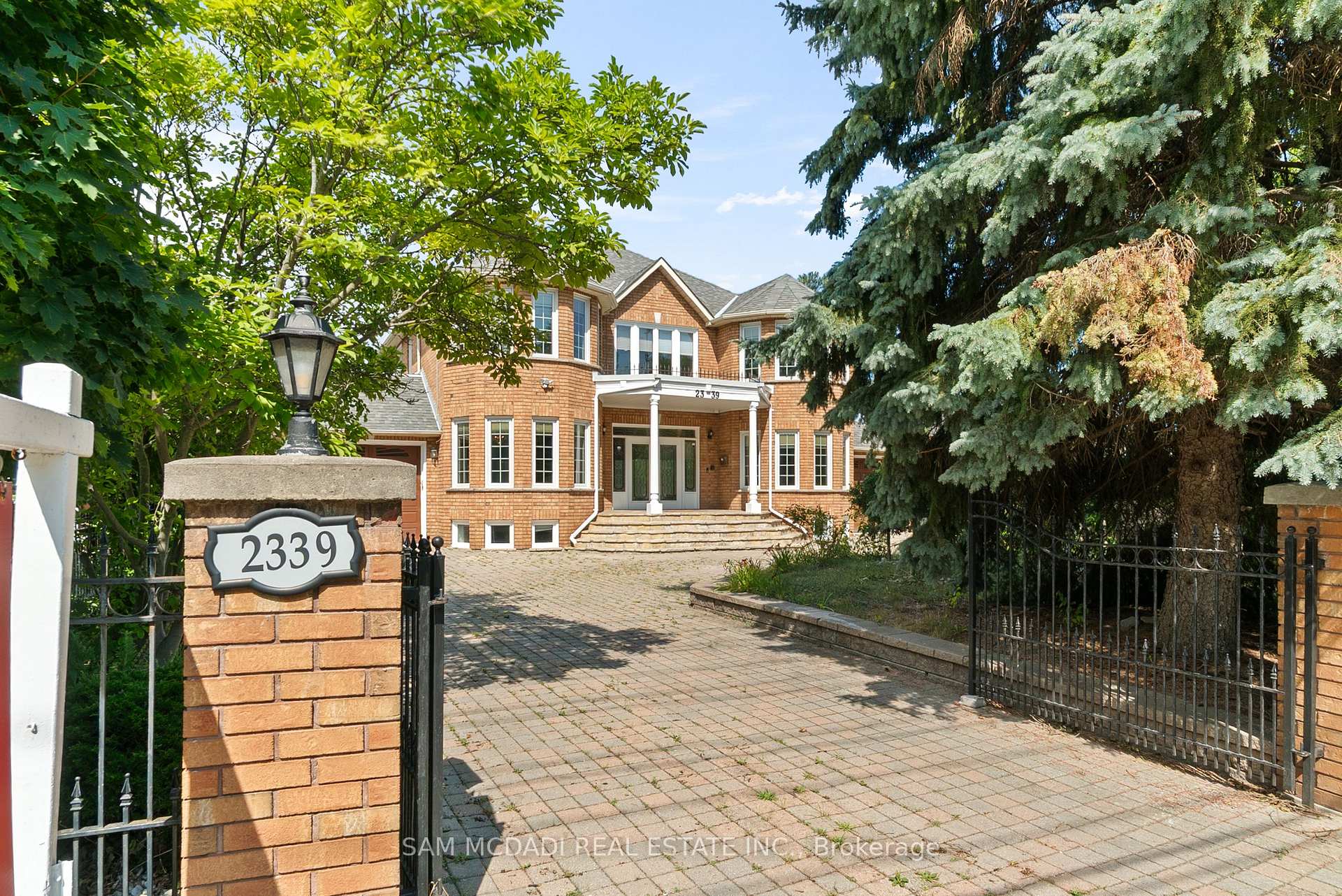 2339 Glengarry Road, Mississauga, ON L5C 1Y1