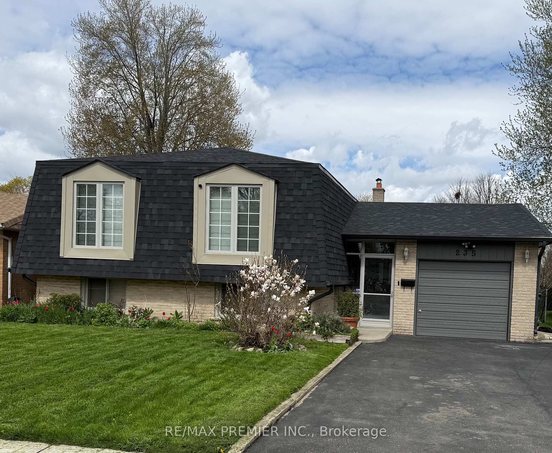 235 Louis Drive, Mississauga, ON L5B 1Z1
