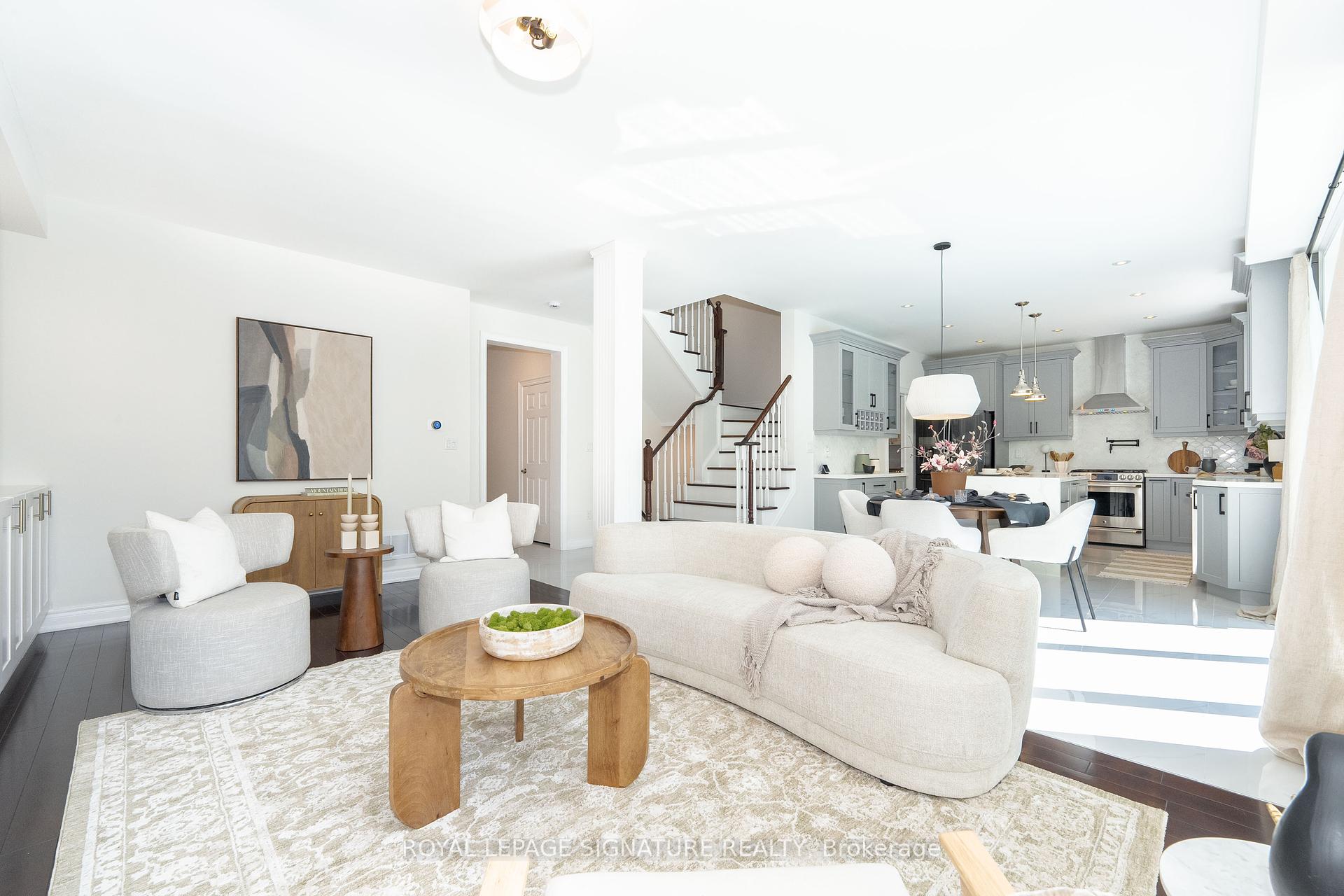2355 Pilgrim Square, Oshawa, ON L1L 0C2