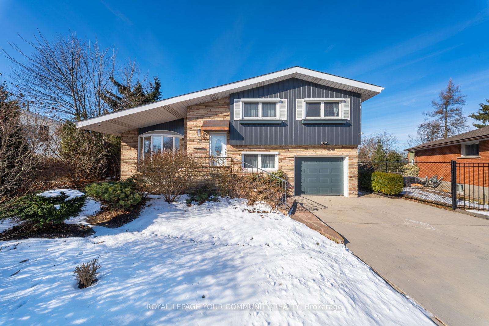 24 Leadale Place, Hamilton, ON L9C 3W7