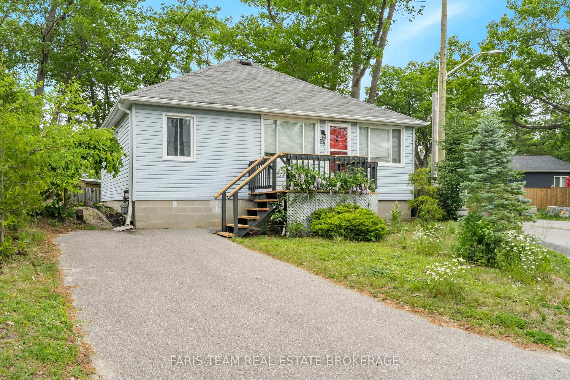 24 Old Mosley Street, Wasaga Beach, ON L9Z 2J8