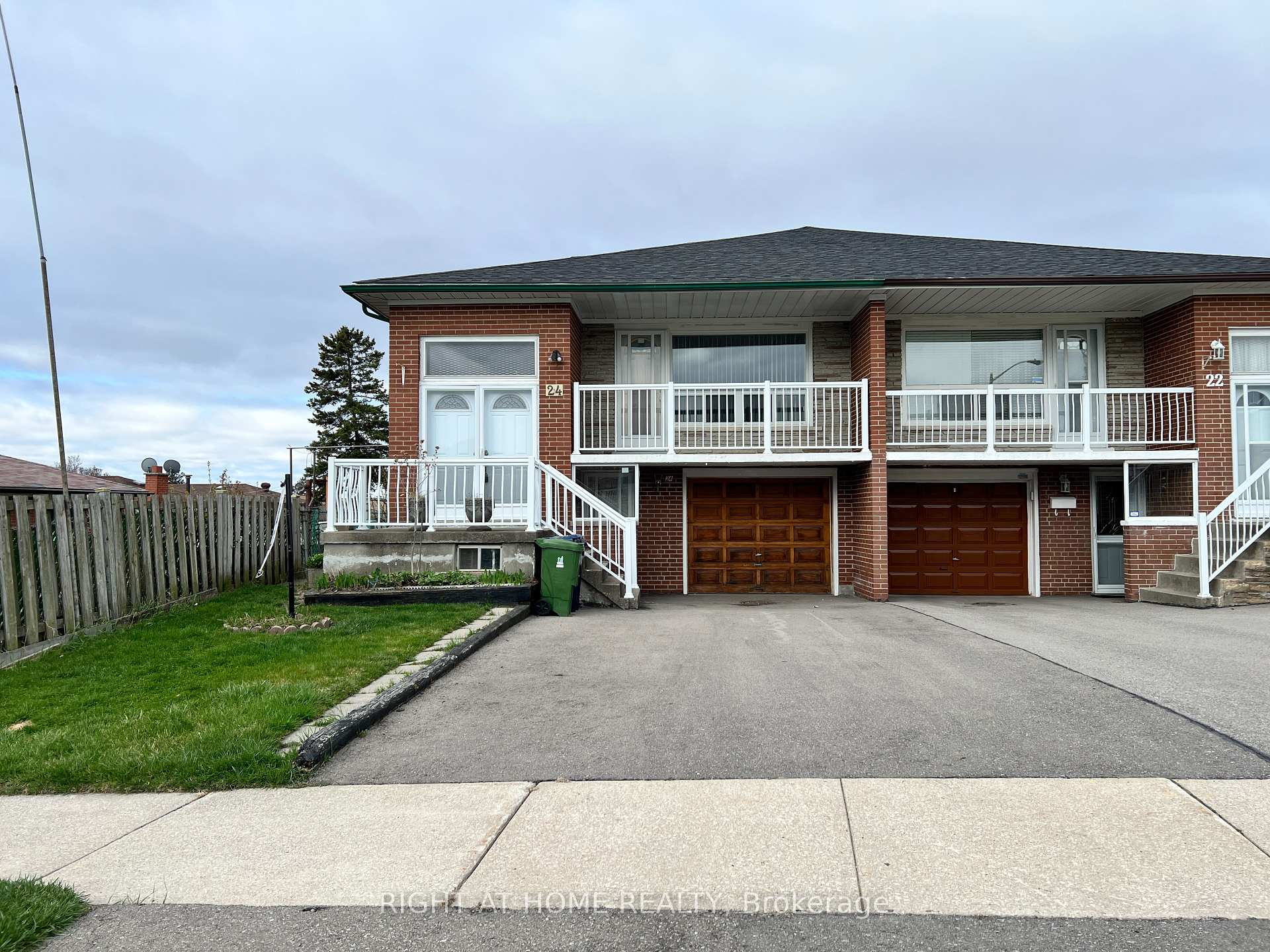 24 Paradelle Crescent, Toronto, ON M3N 1E4