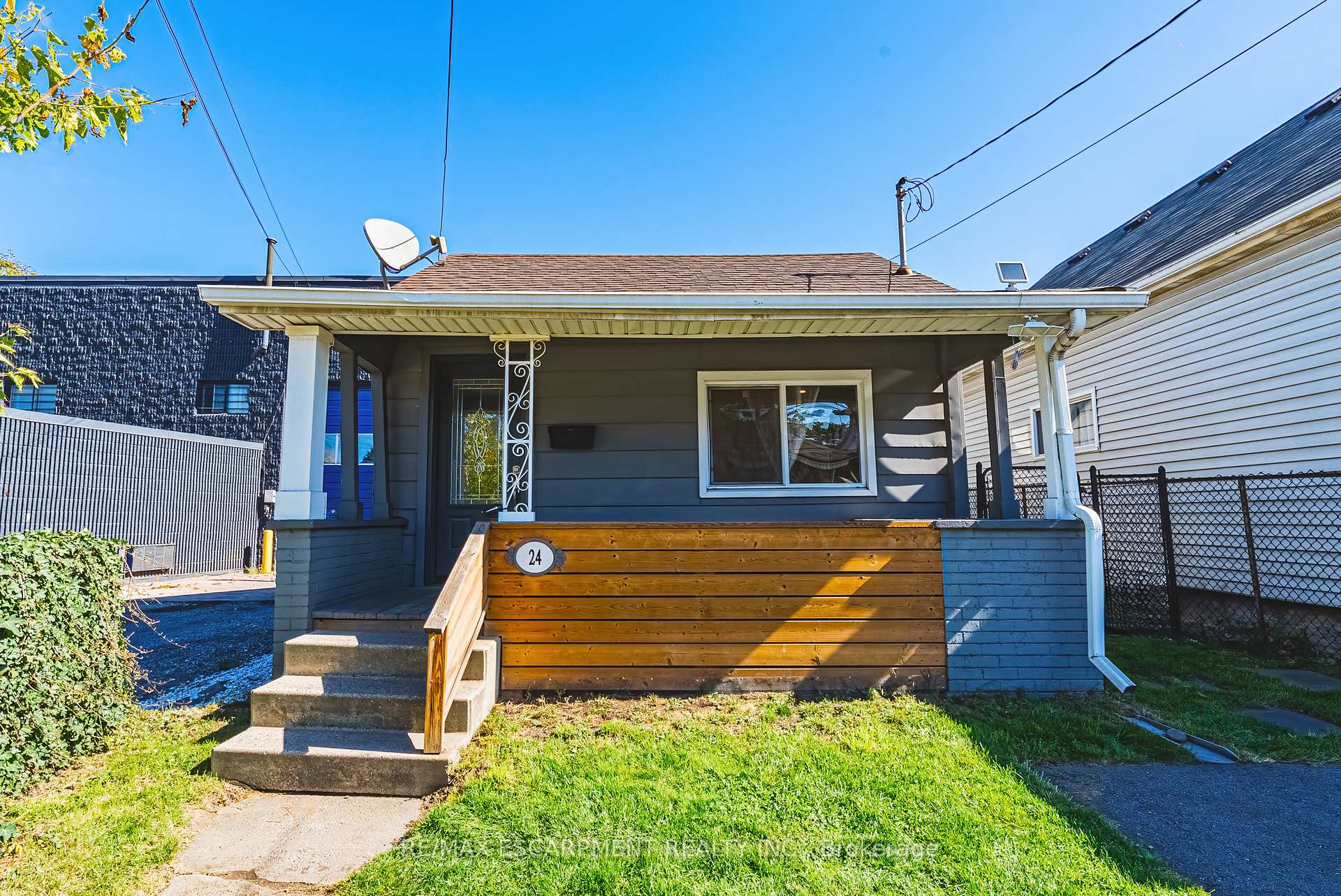 24 Rowanwood Street, Hamilton, ON L8L 7H3