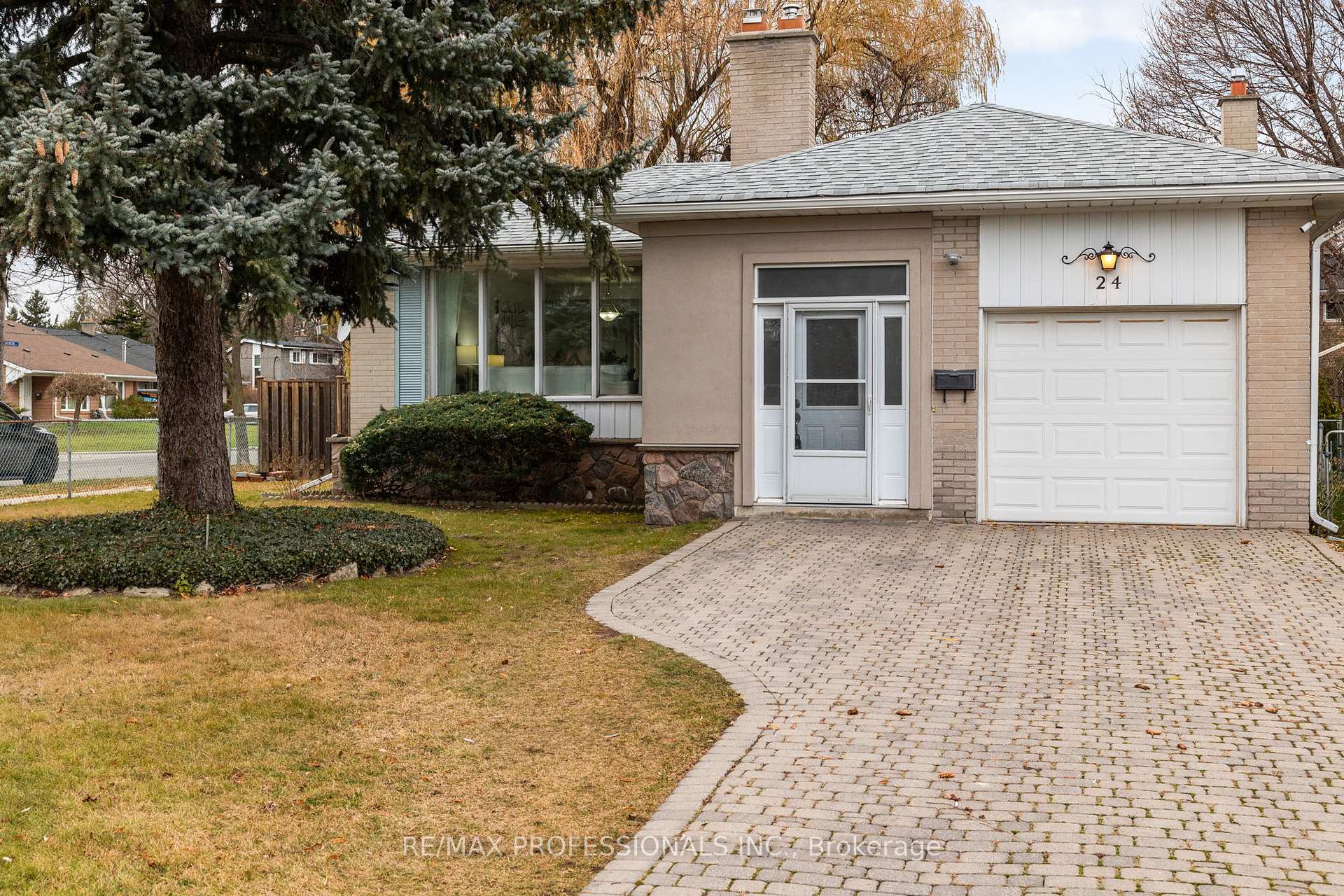 24 Skelmore Crescent, Toronto, ON M3A 2G8