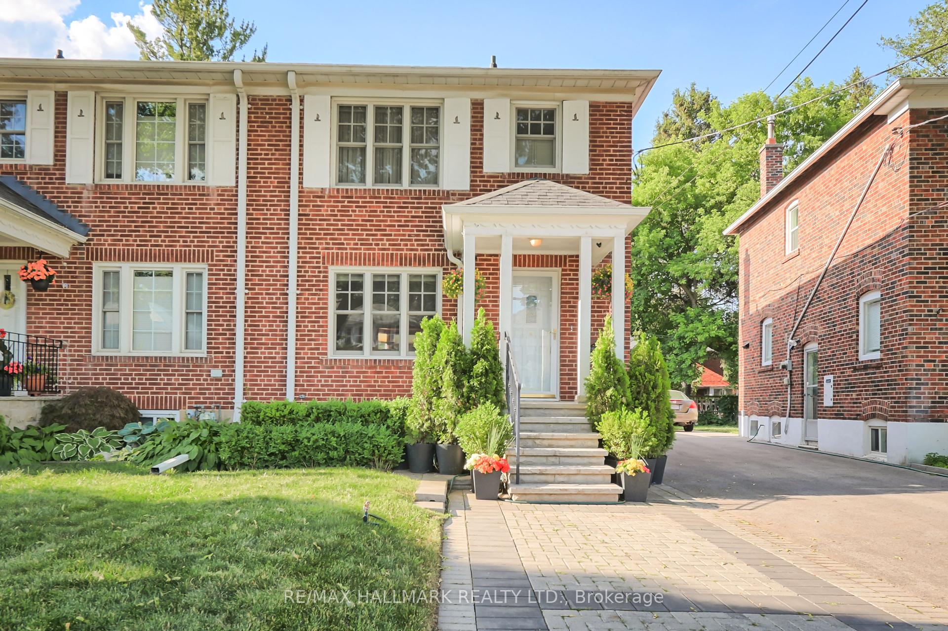 24 Thursfield Crescent, Toronto, ON M4G 2N5