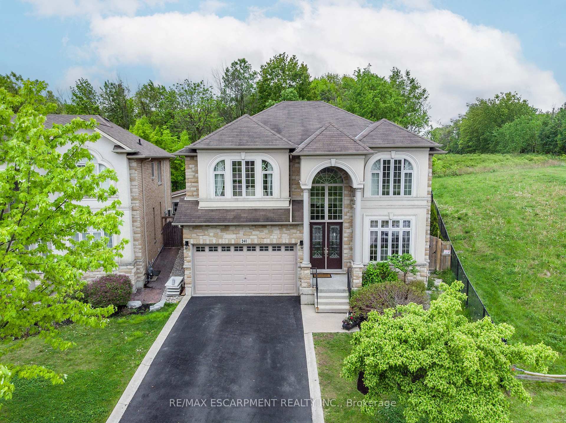 240 CLOVERLEAF Drive, Hamilton, ON L9K 1T2