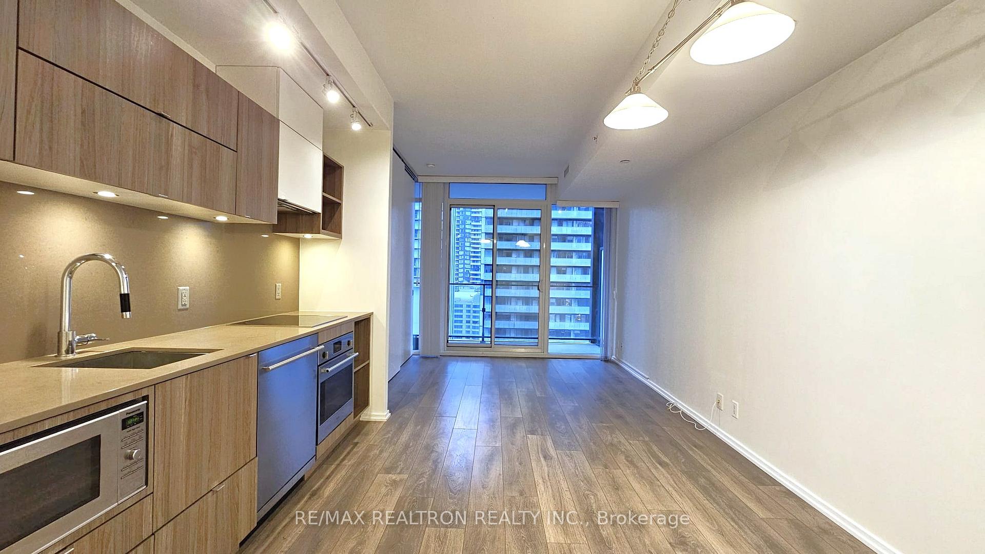 2410 - 125 Peter Street, Toronto, ON M5V 0M2