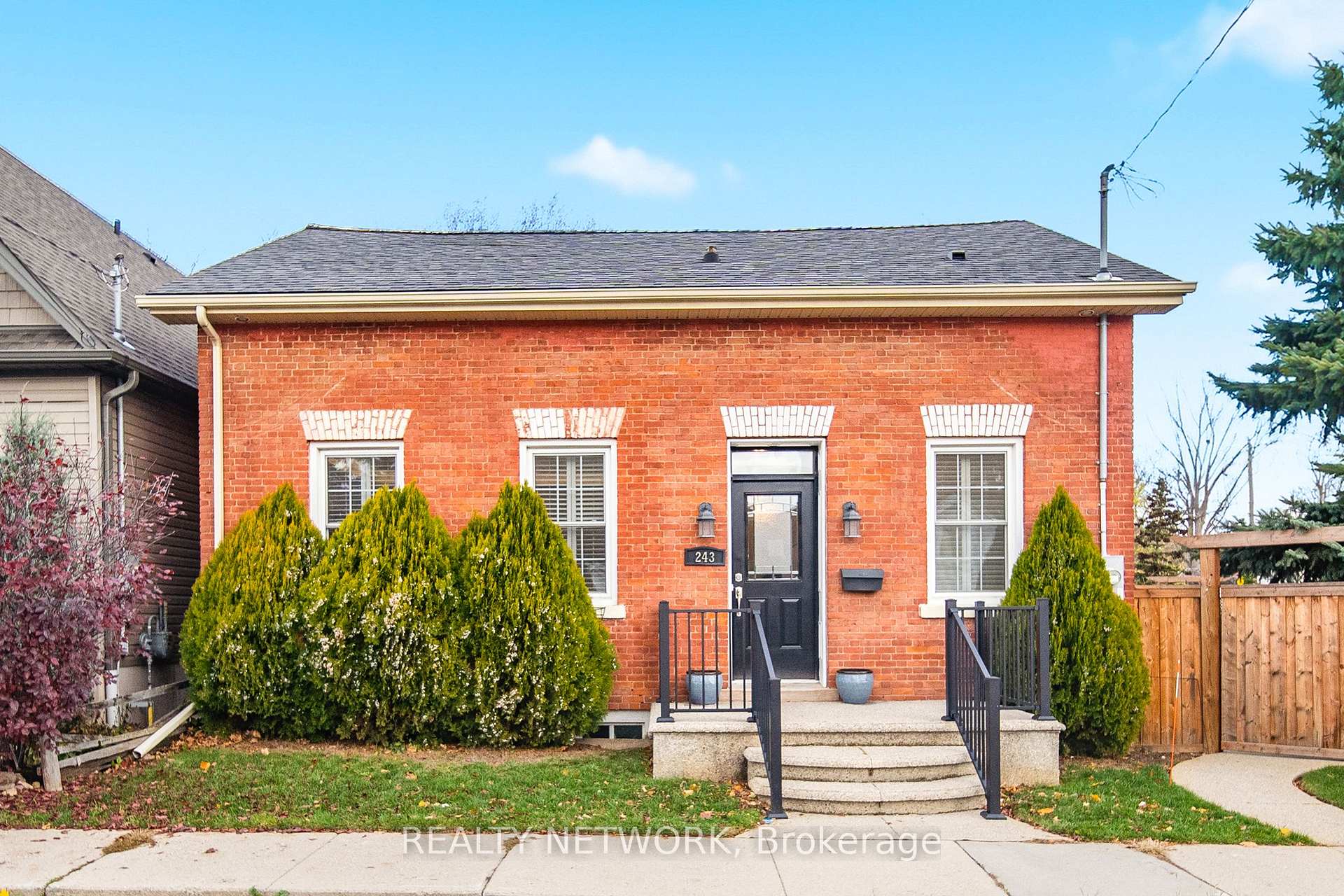 243 Hatt Street, Hamilton, ON L9H 2H1