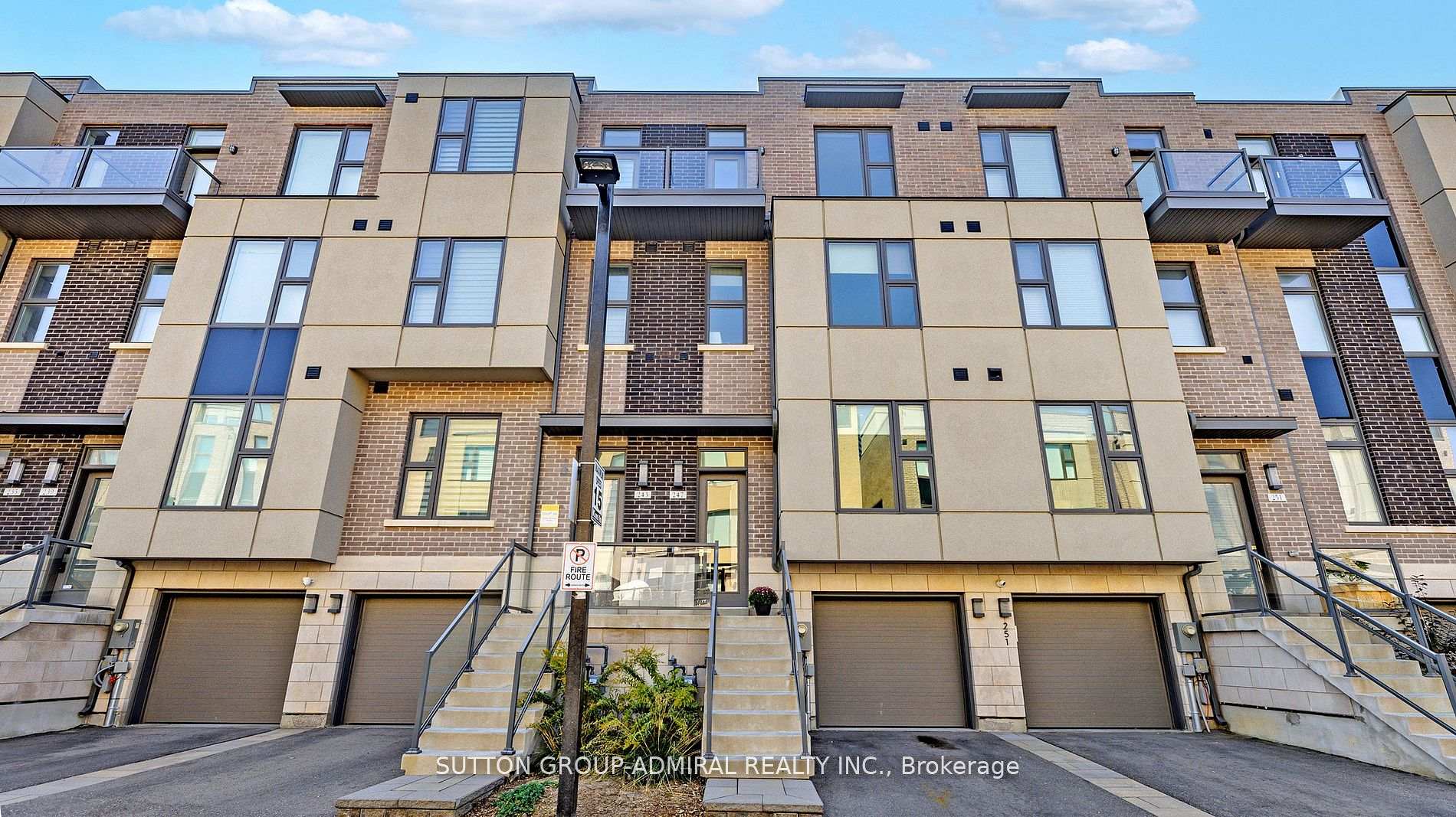 247 Smallwood Circle S, Vaughan, ON L4J 0K8
