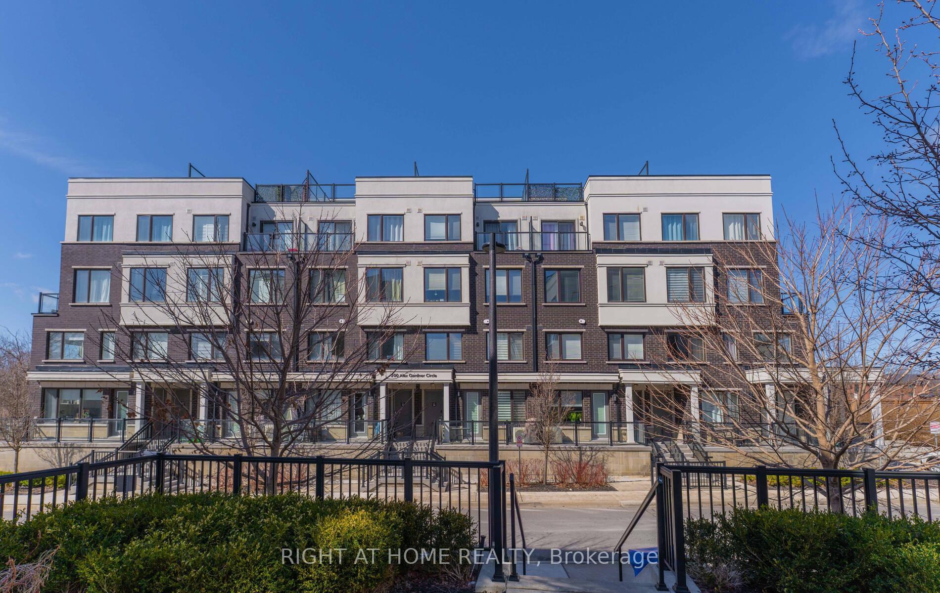 25 - 200 Alex Gardner Circle, Aurora, ON L4G 3G5