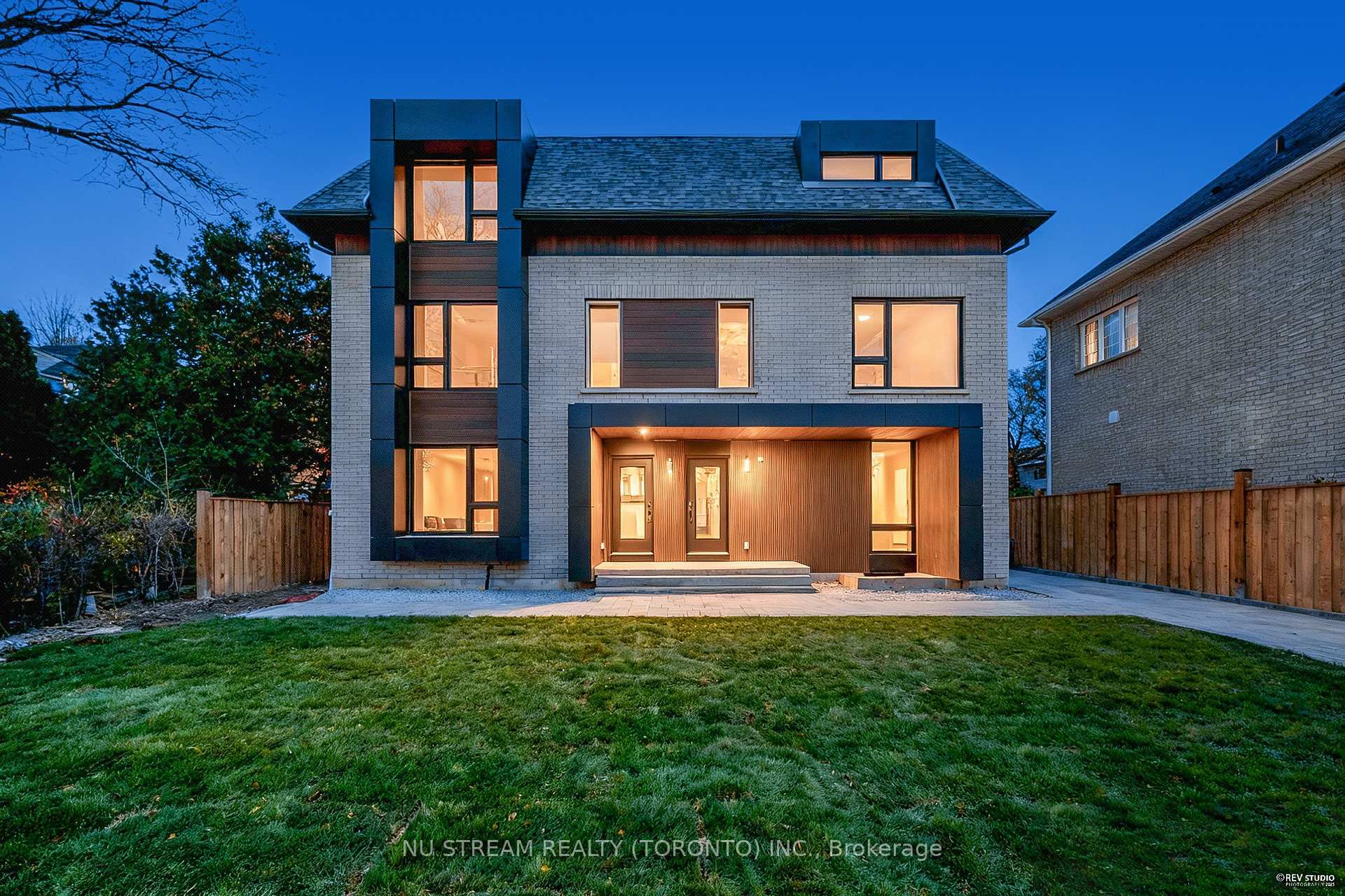 2 - 25 Devondale Avenue, Toronto, ON M2R 2C9