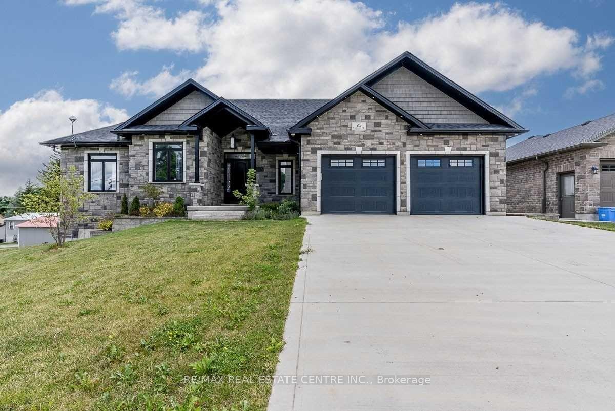 25 Nelson Street, Minto, ON N0G 1M0