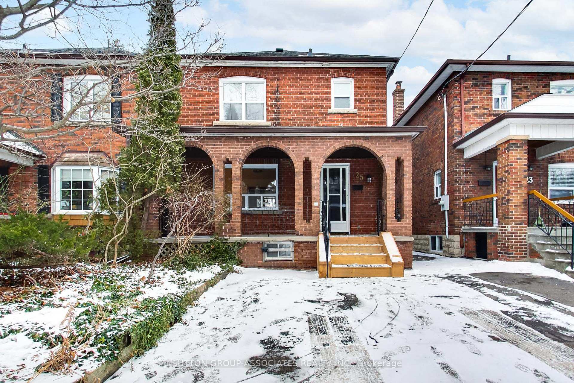 25 Roseneath Gardens, Toronto, ON M6C 3X5