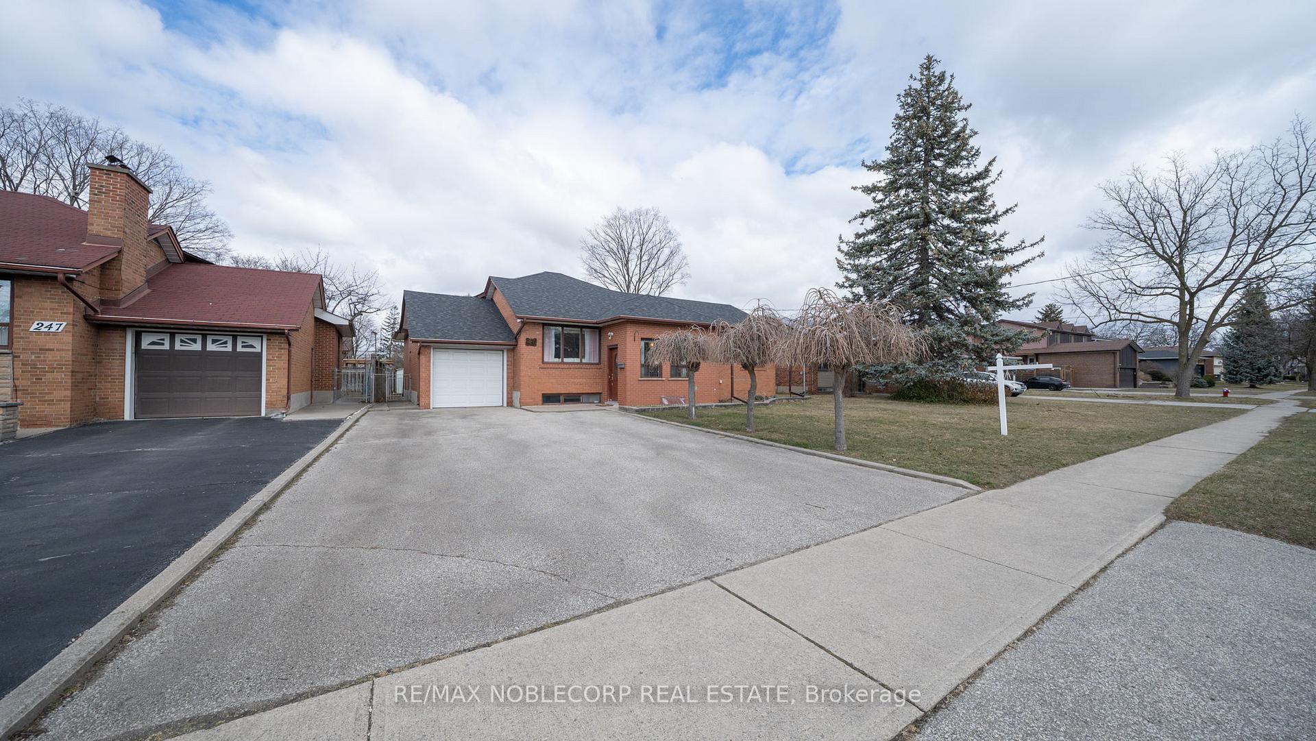 253 McGill Street N, Mississauga, ON L5A 1V3