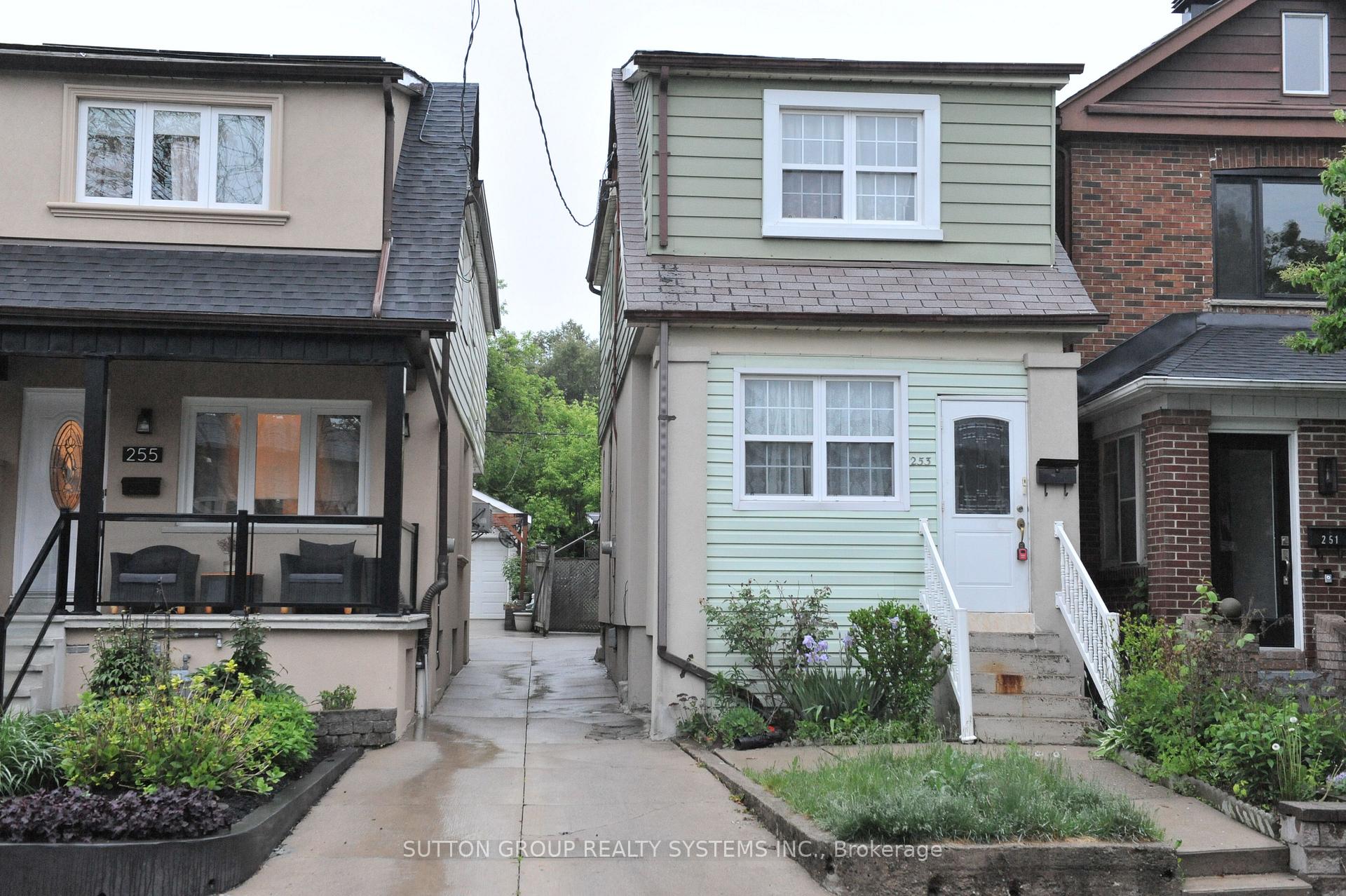 253 Silverthorn Avenue, Toronto, ON M6N 3K2