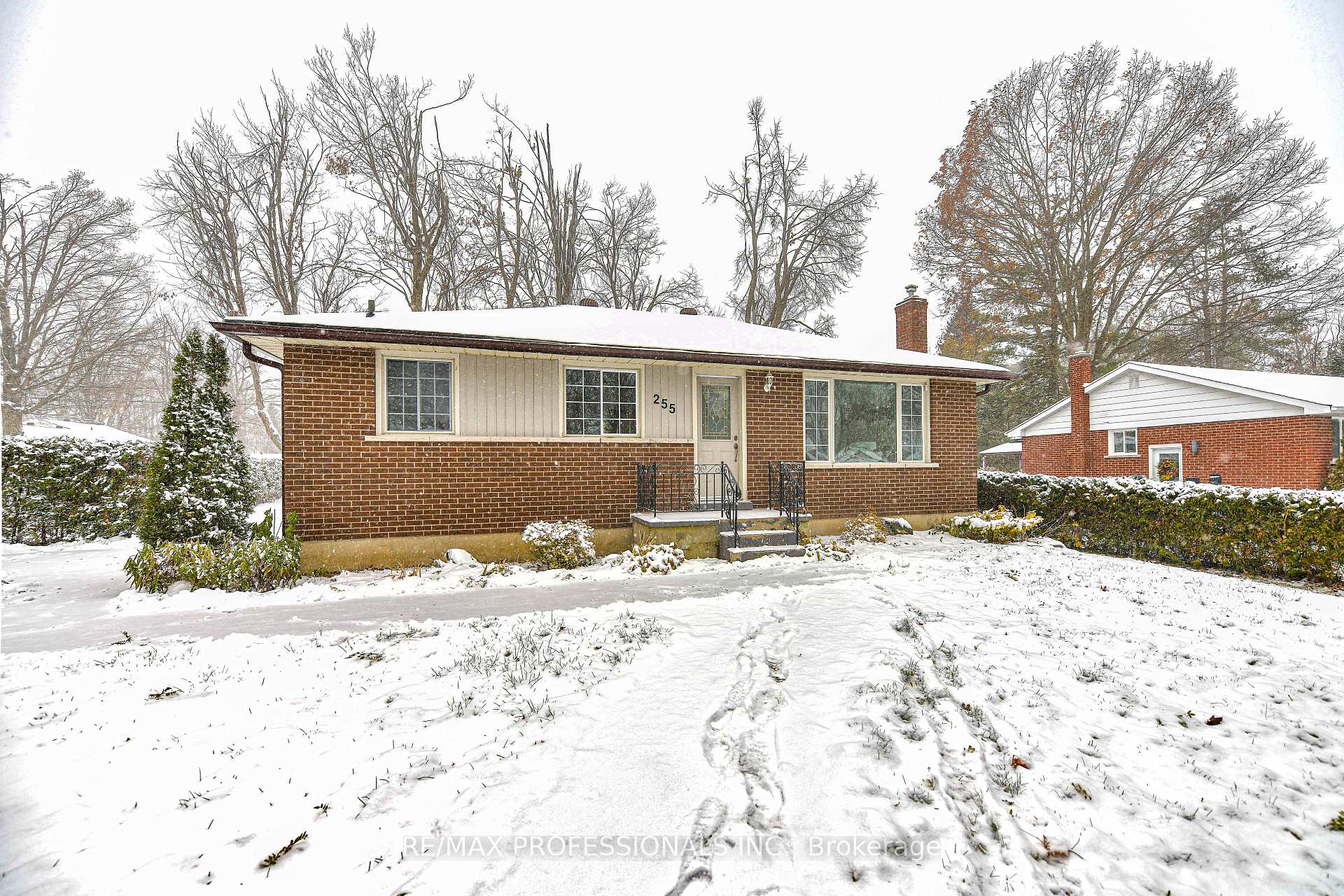 255 Lawrence Avenue, Orillia, ON L3V 5M5